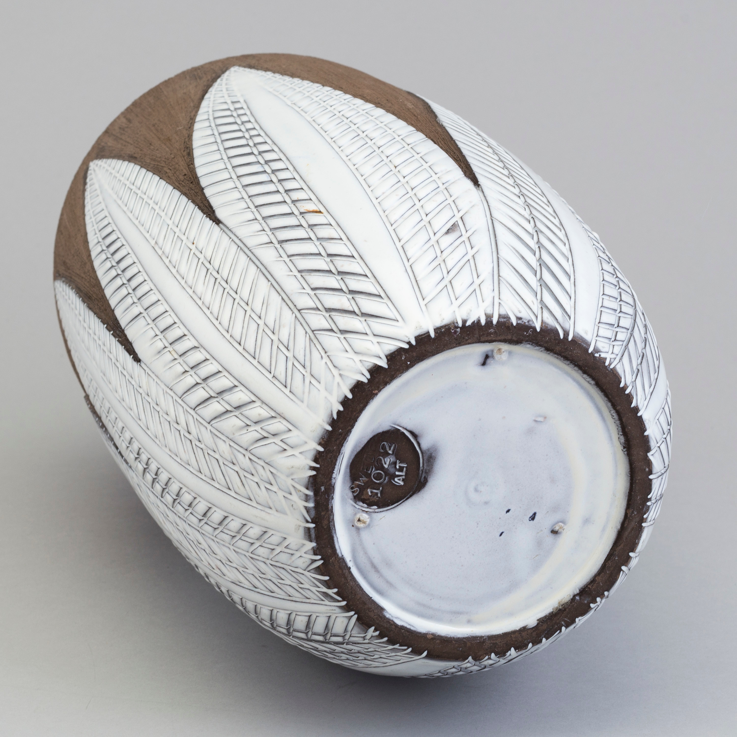 An earthenware vase, "Paprika", Anna-Lisa Thomson, Upsala Ekeby, mid 20th century. - Bukowskis