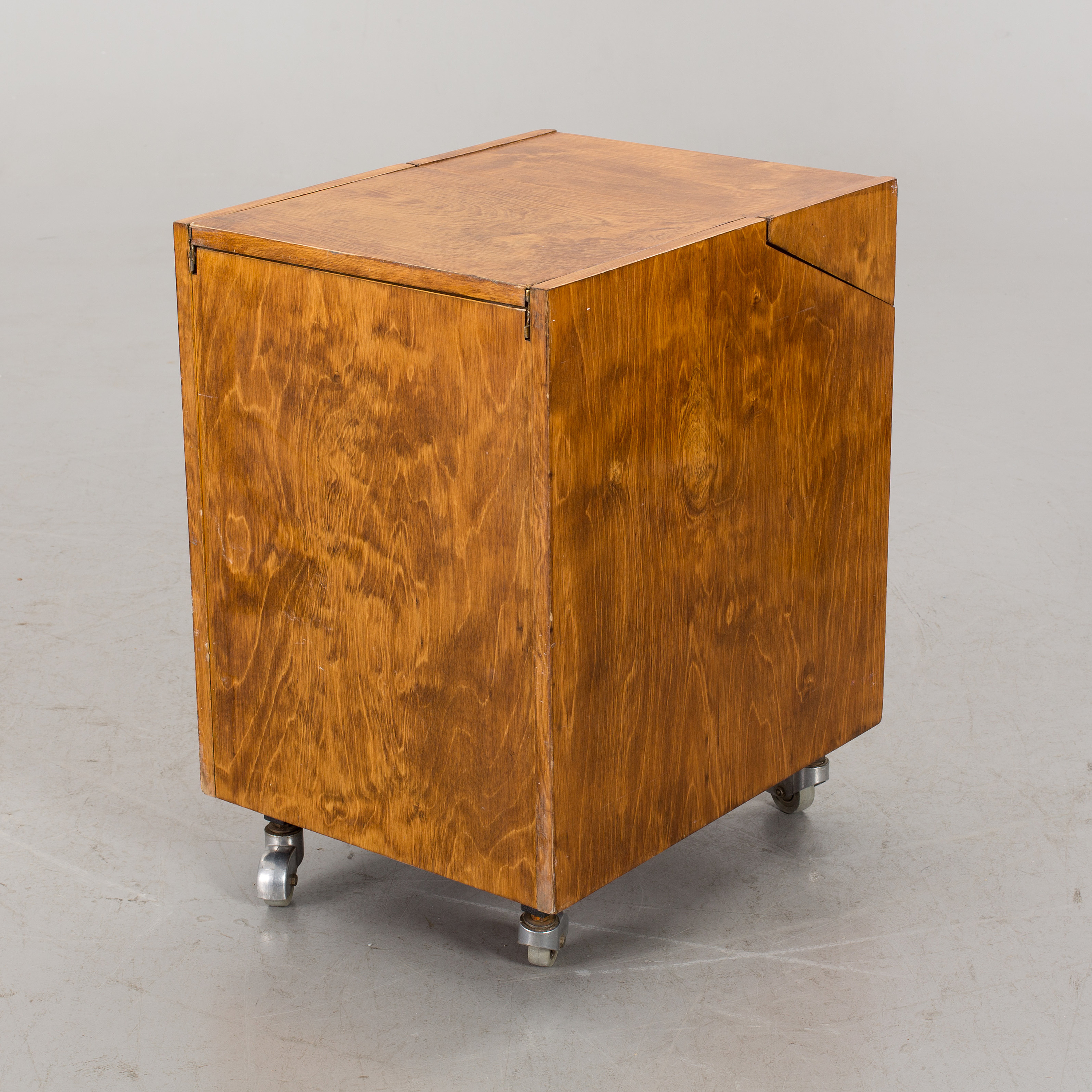 A SMALL DOCUMENT CUPBOARD. - Bukowskis