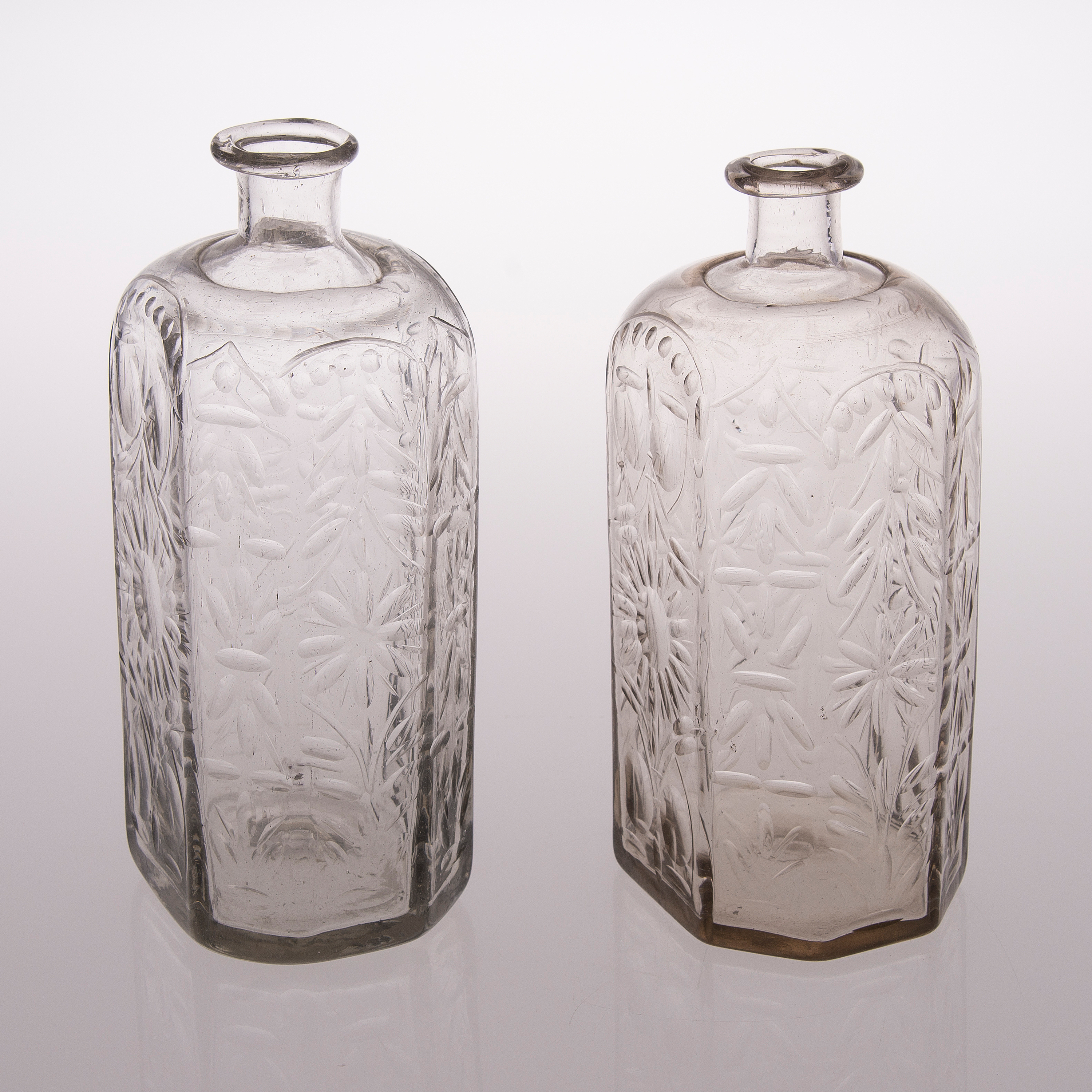 Two 18th century Baroque glass bottles. - Bukowskis