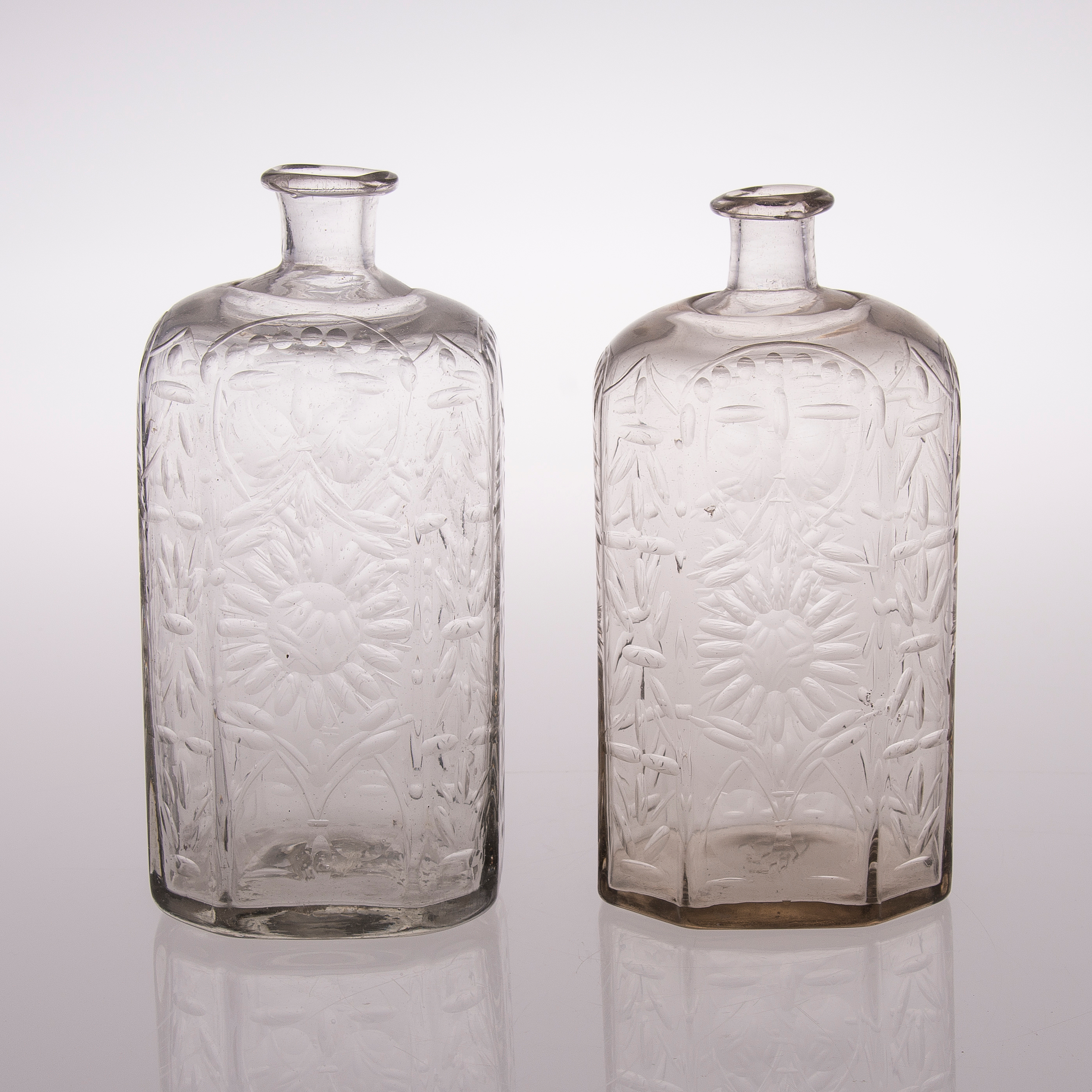 Two 18th century Baroque glass bottles. - Bukowskis