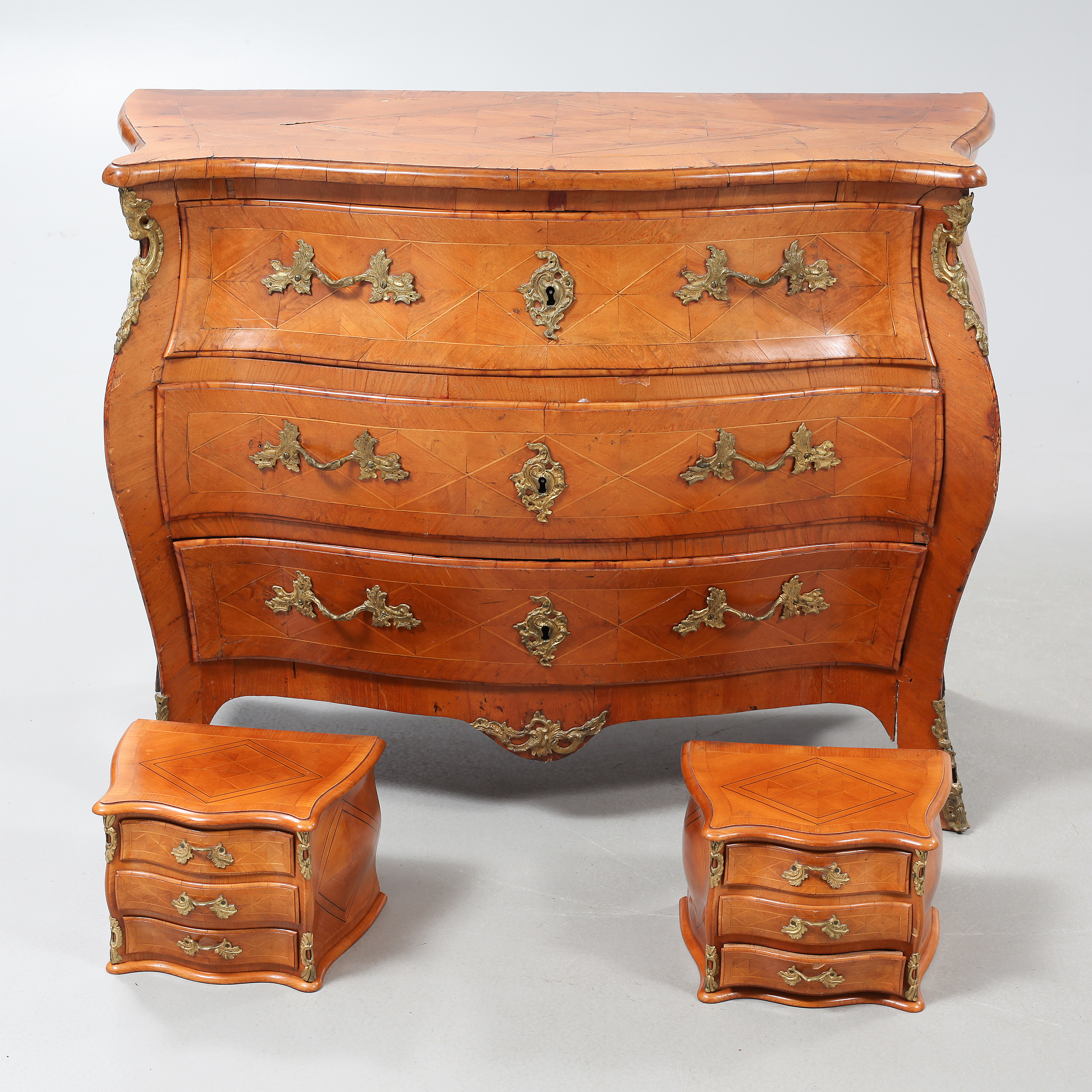 A 18th century rococo bureau. - Bukowskis