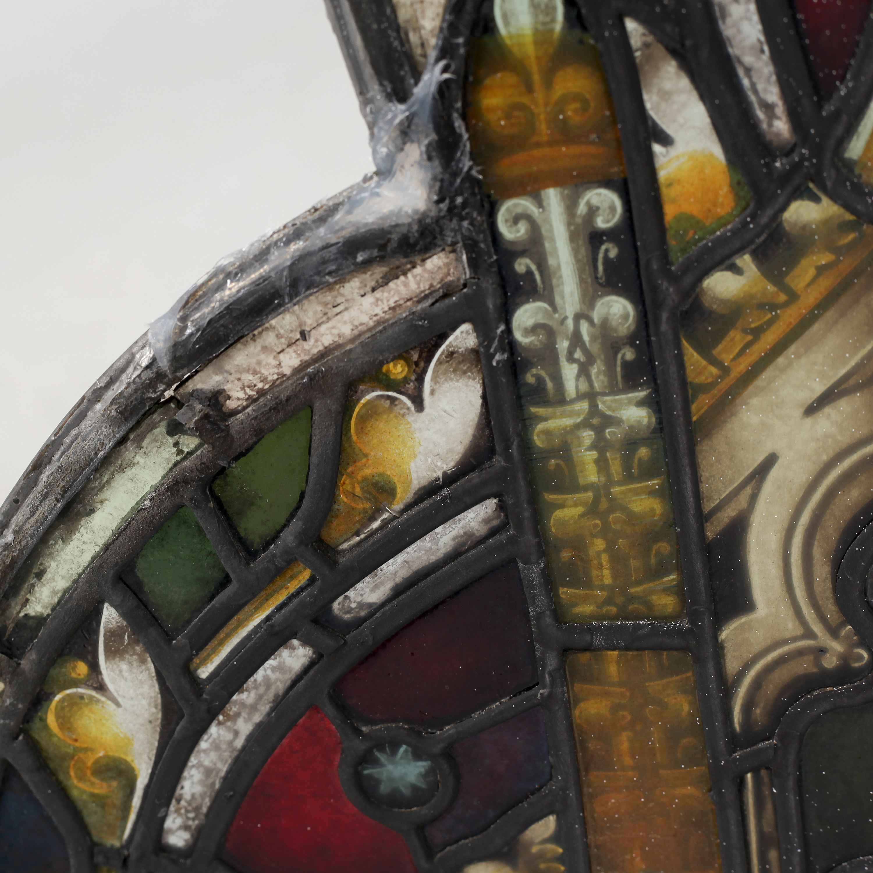 A pair of lead glass windows, made around year 1900. - Bukowskis