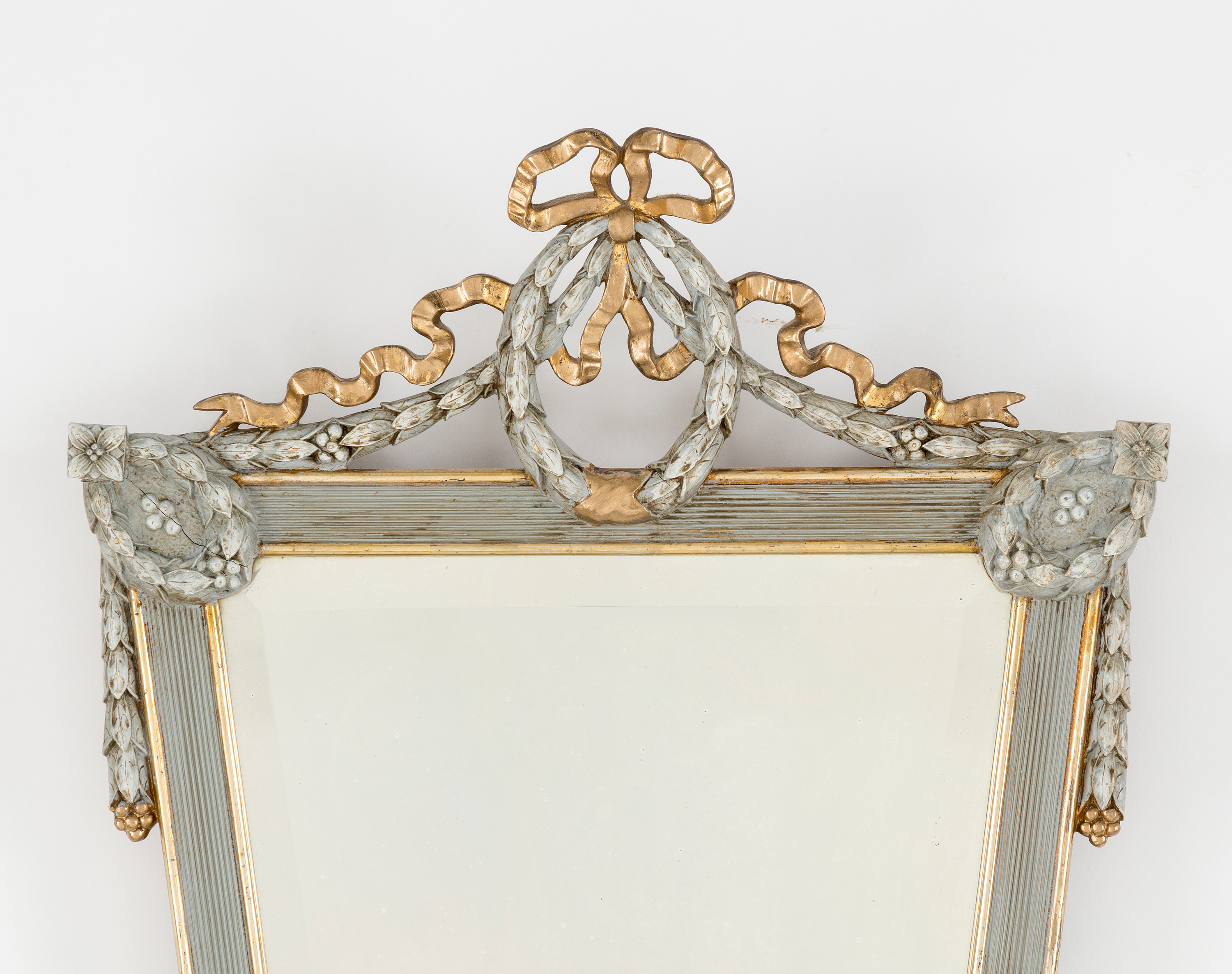 A Louis seize style mirror, circa 1900. - Bukowskis