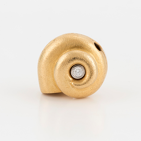 A clasp set with a round, brilliant-cut diamond by Ole Lynggaard ...