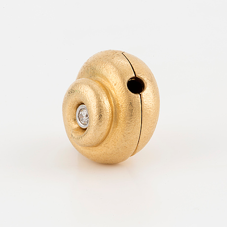 A clasp set with a round, brilliant-cut diamond by Ole Lynggaard ...