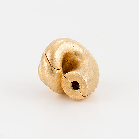 A clasp set with a round, brilliant-cut diamond by Ole Lynggaard ...