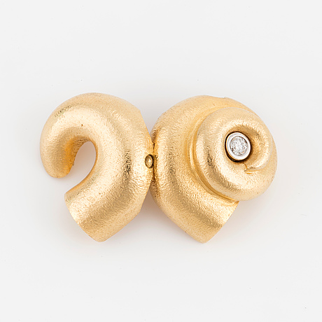 A clasp set with a round, brilliant-cut diamond by Ole Lynggaard ...