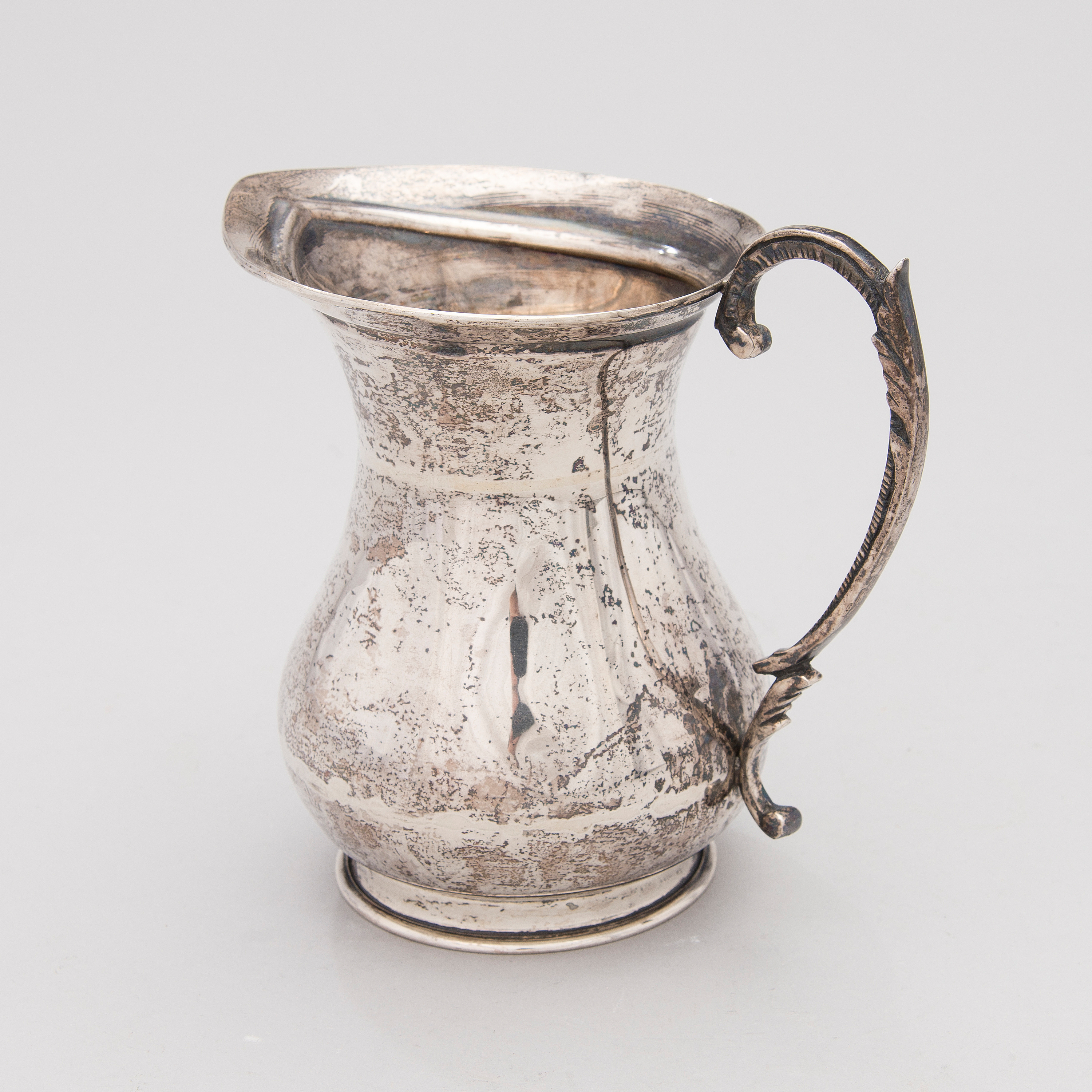 A silver pitcher from Egypt, latter half of the 20th century. - Bukowskis