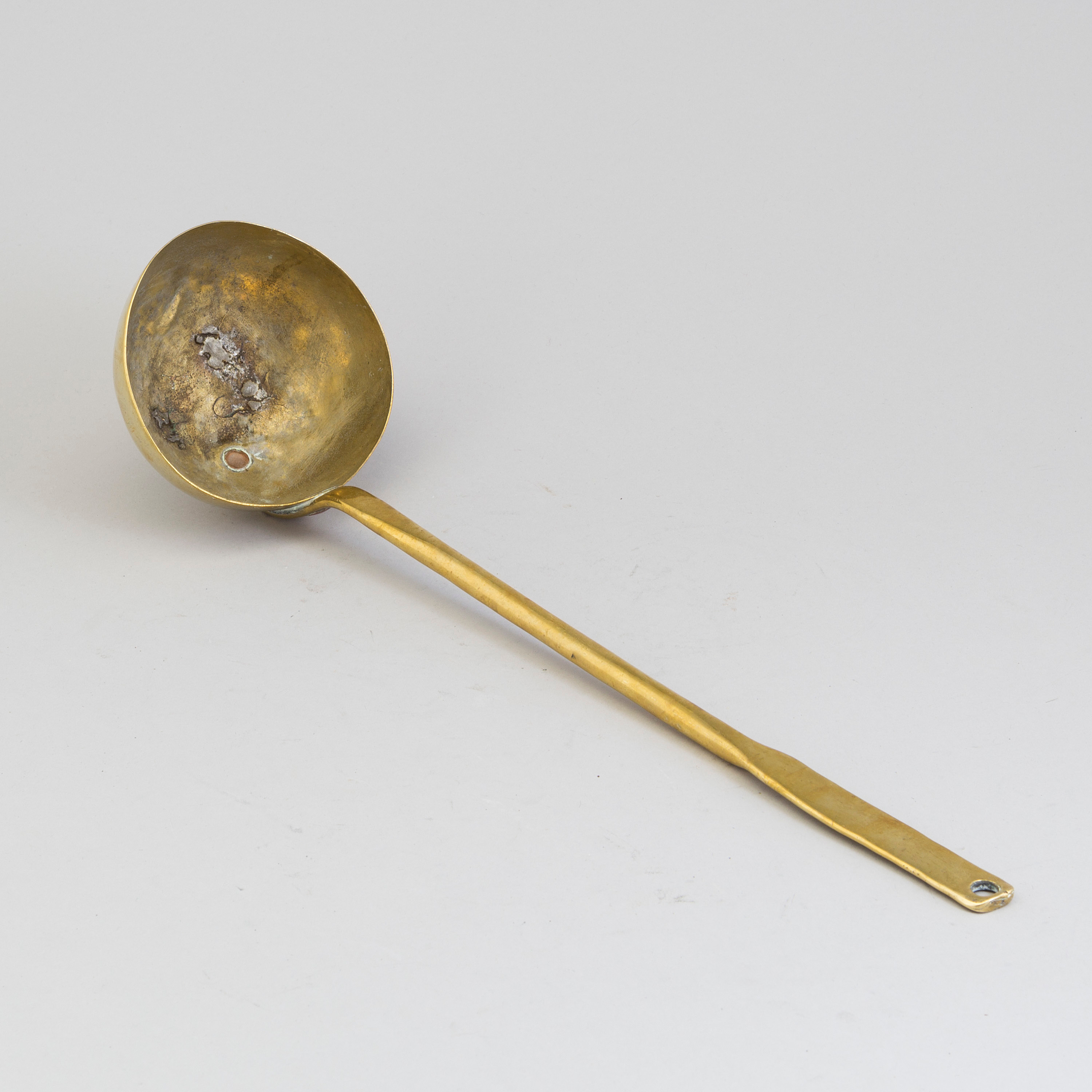 AN 18TH CENTURY BRASS LADLE. - Bukowskis