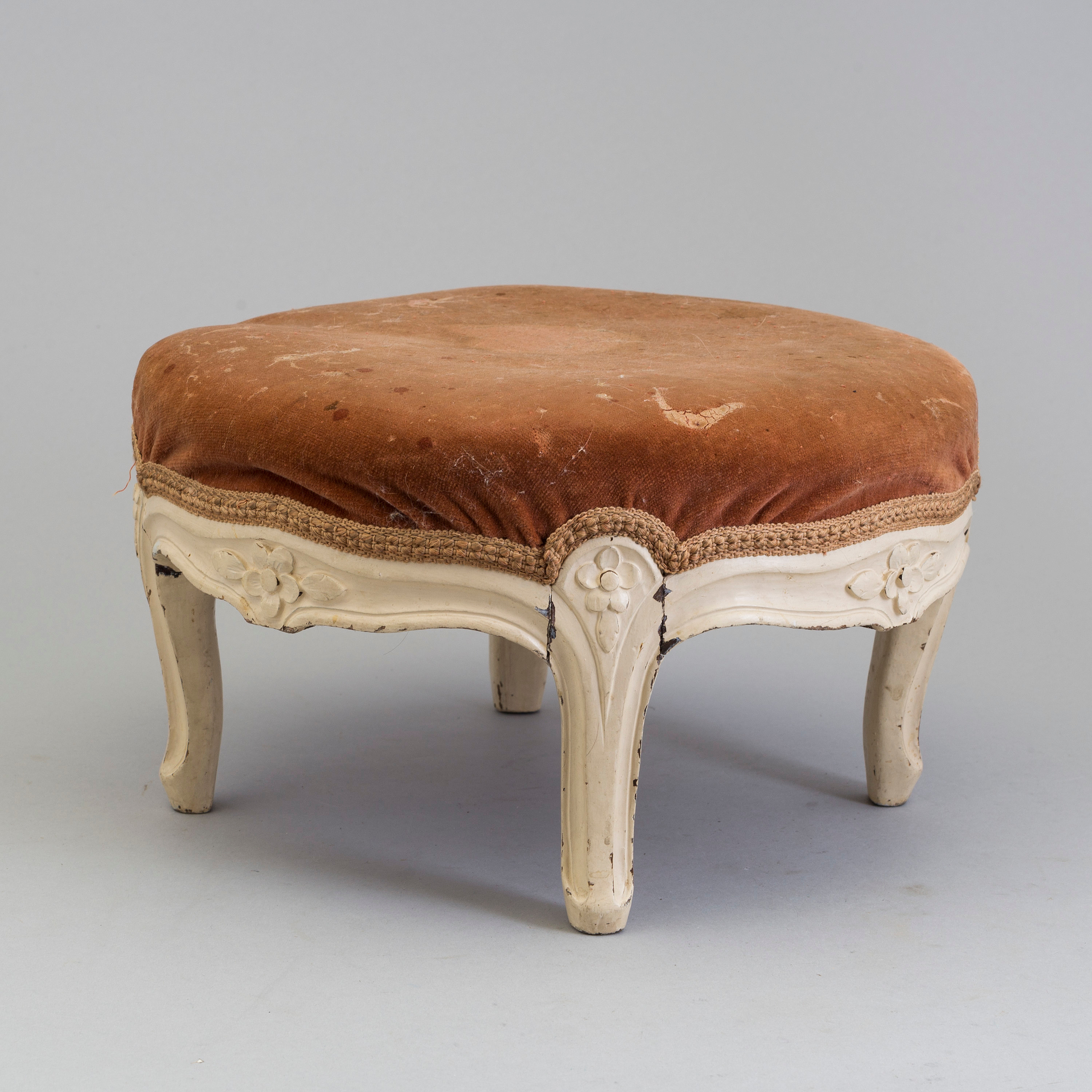 A ROCOCO STYLE FOOT STOOL, first half of the 19th century. - Bukowskis