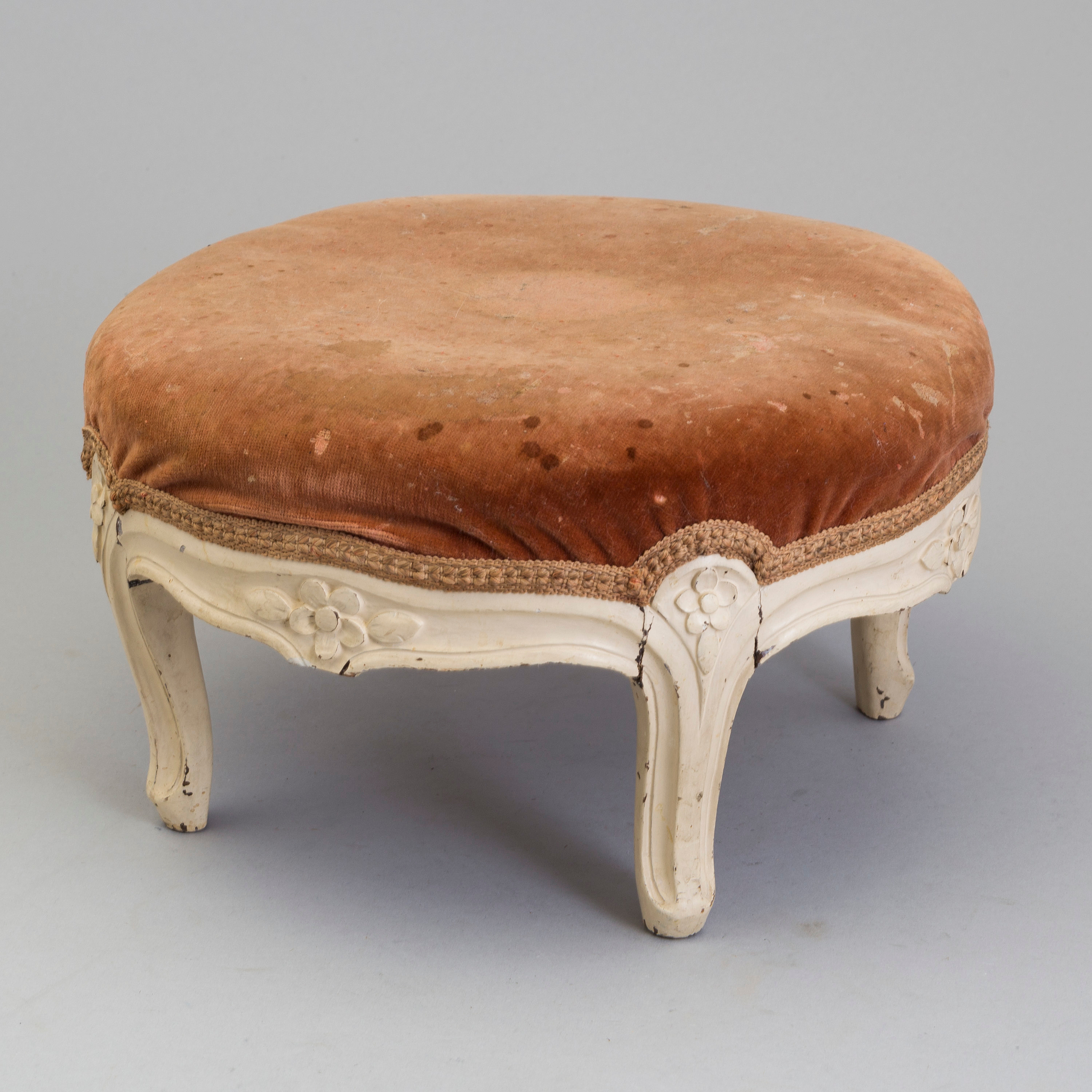 A ROCOCO STYLE FOOT STOOL, first half of the 19th century. - Bukowskis