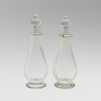 FLASKOR, 2 st, glas, 1700-tal. - Bukowskis