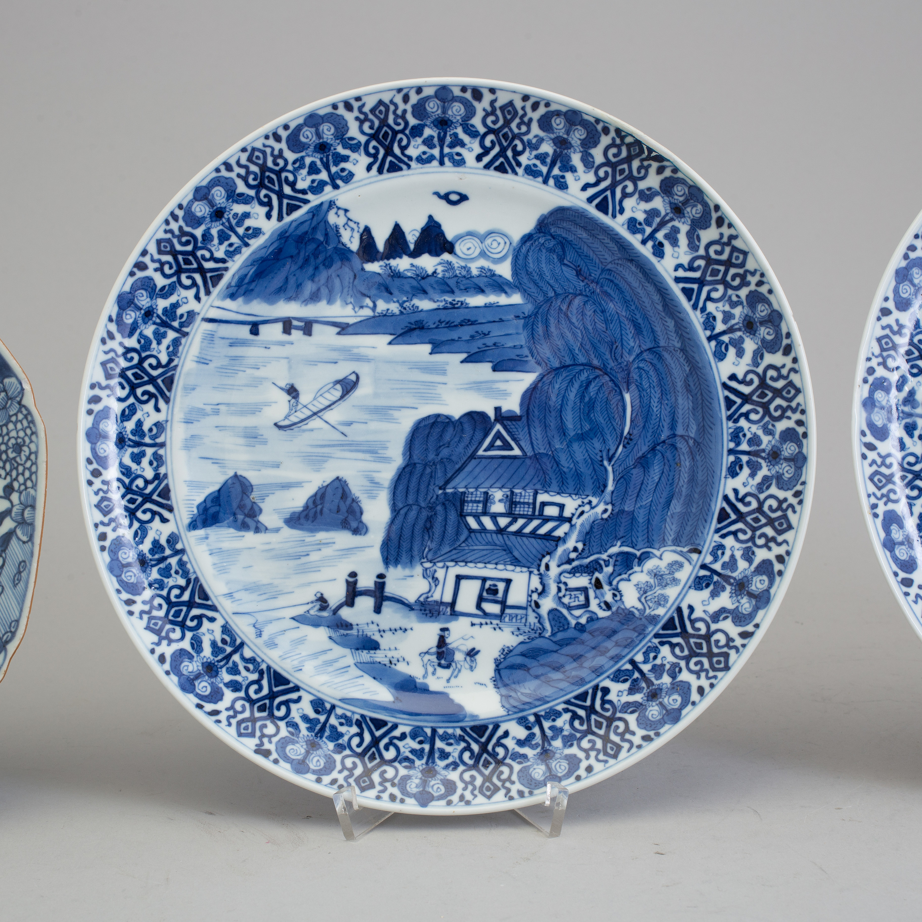 THREE CHINESE PORCELAIN PLATES (2+1), ca 1800. - Bukowskis