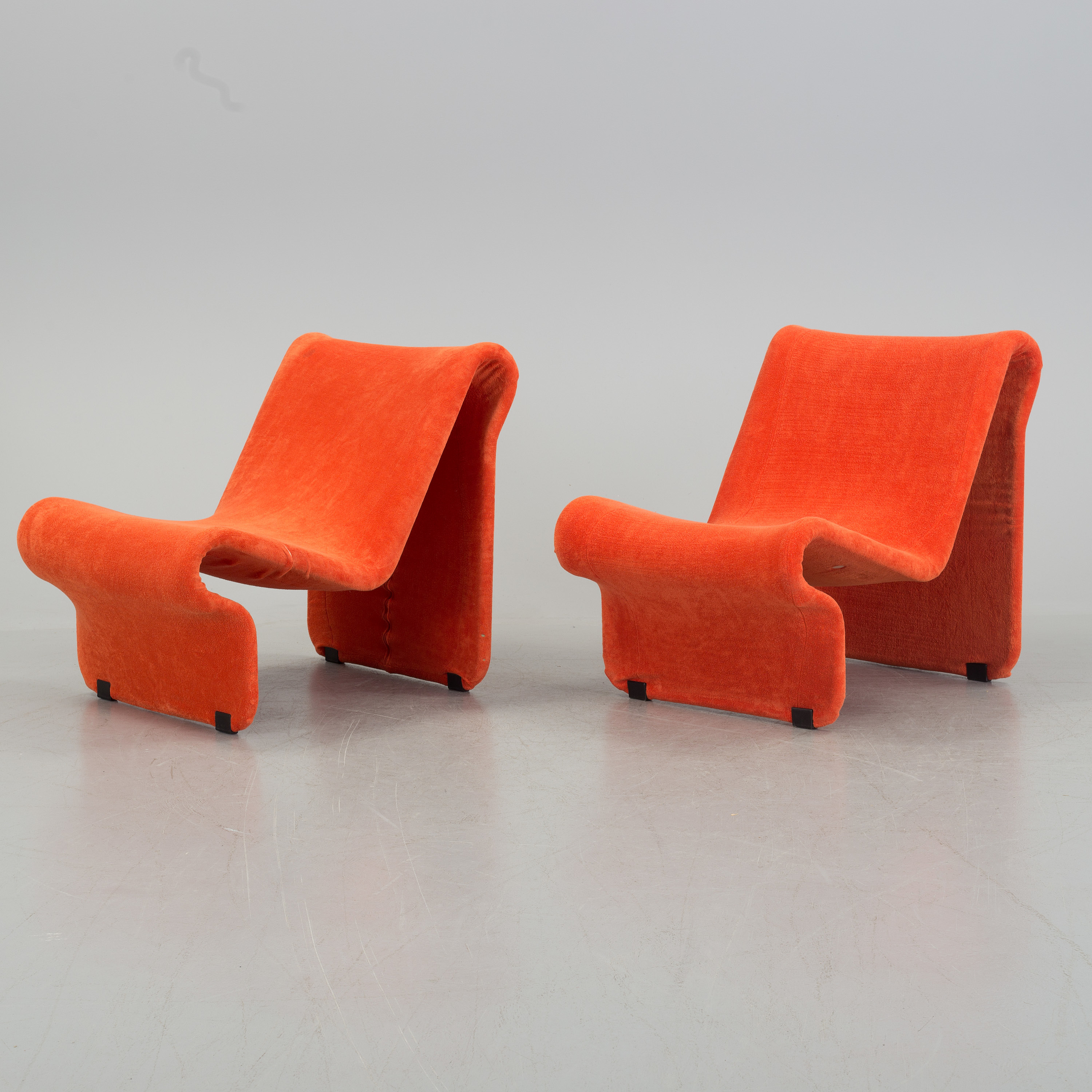 A pair of '099' easy chairs by Jan Dranger and Johan Huldt. - Bukowskis