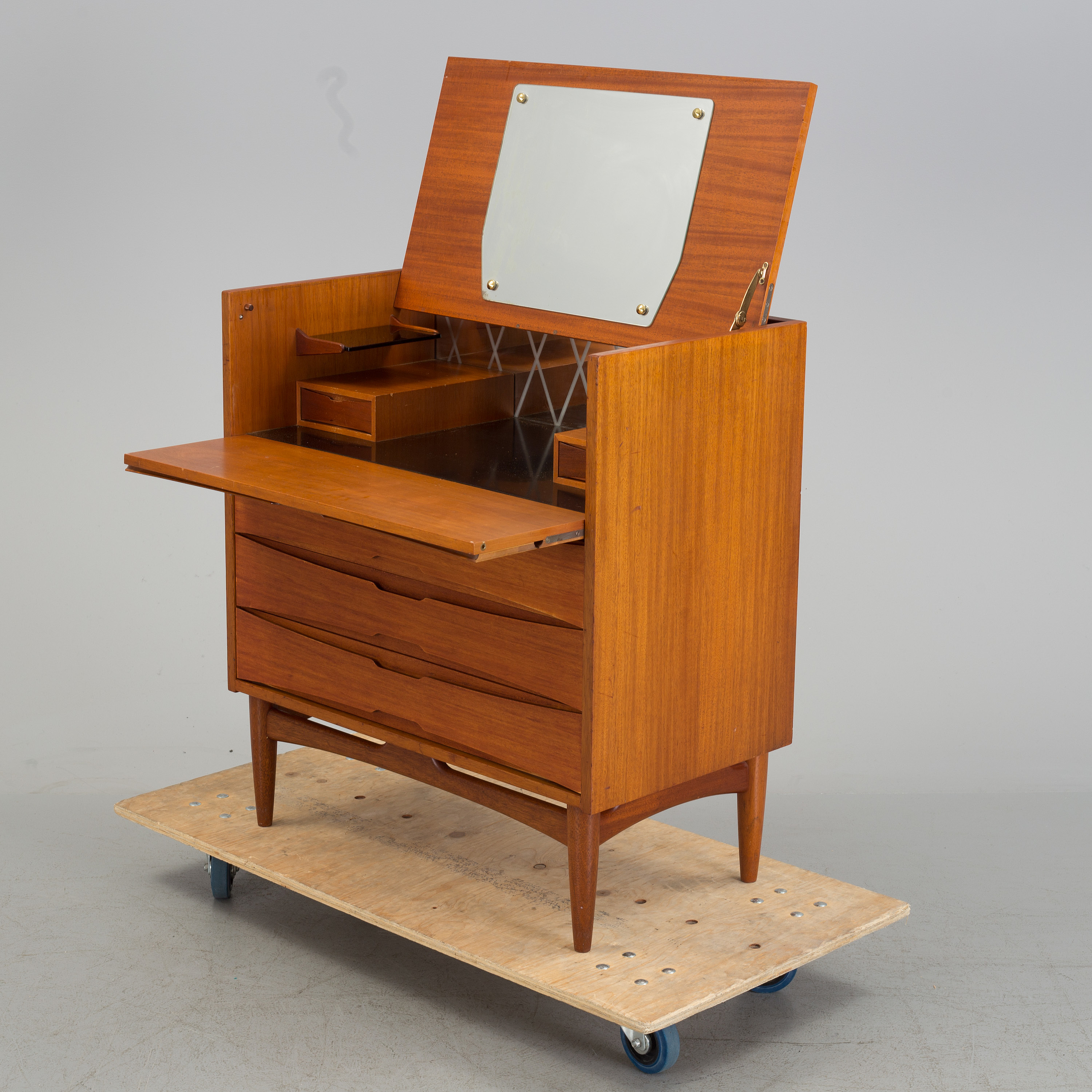 A mid 20th century teak dressing commode. - Bukowskis