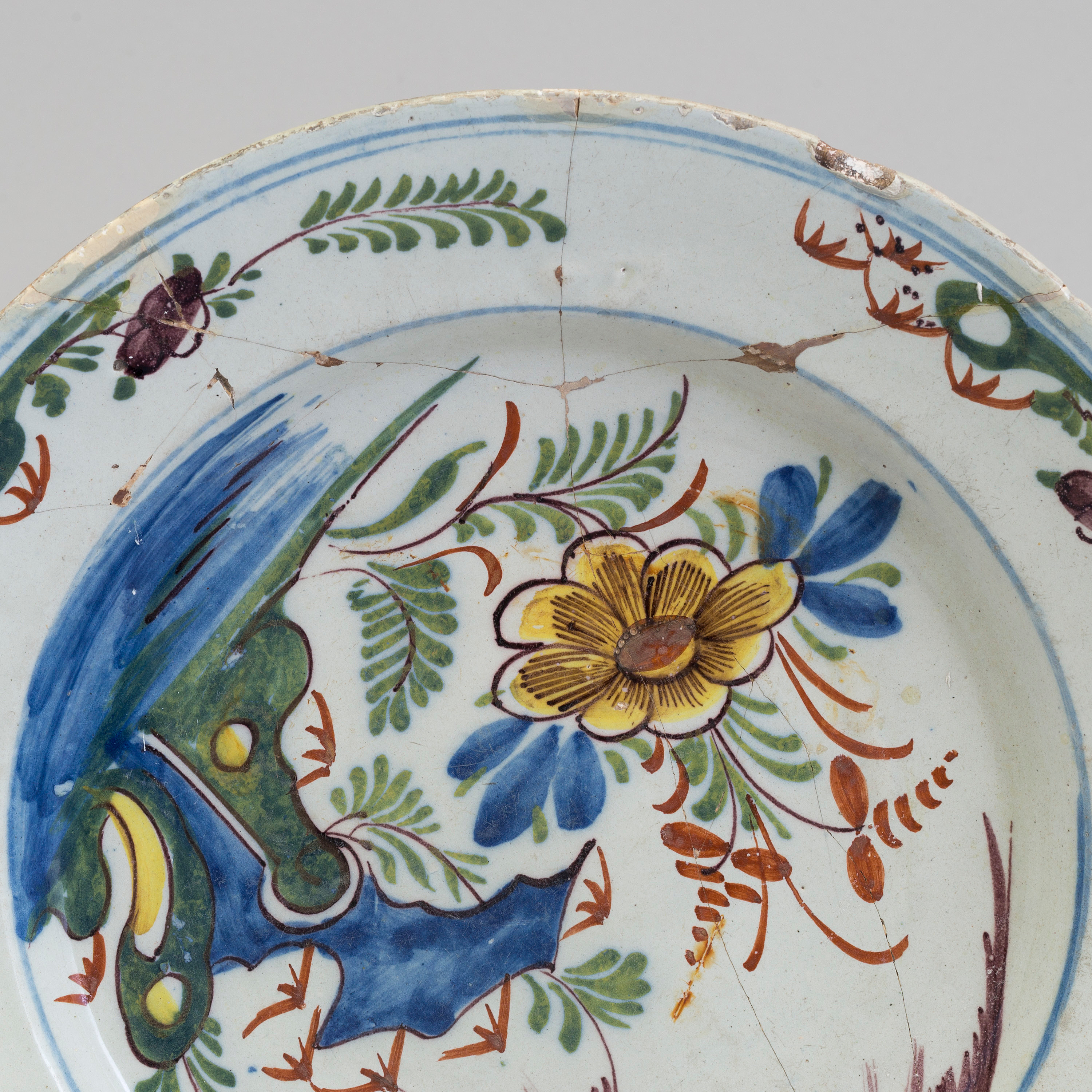 A 18th century faience plate. - Bukowskis