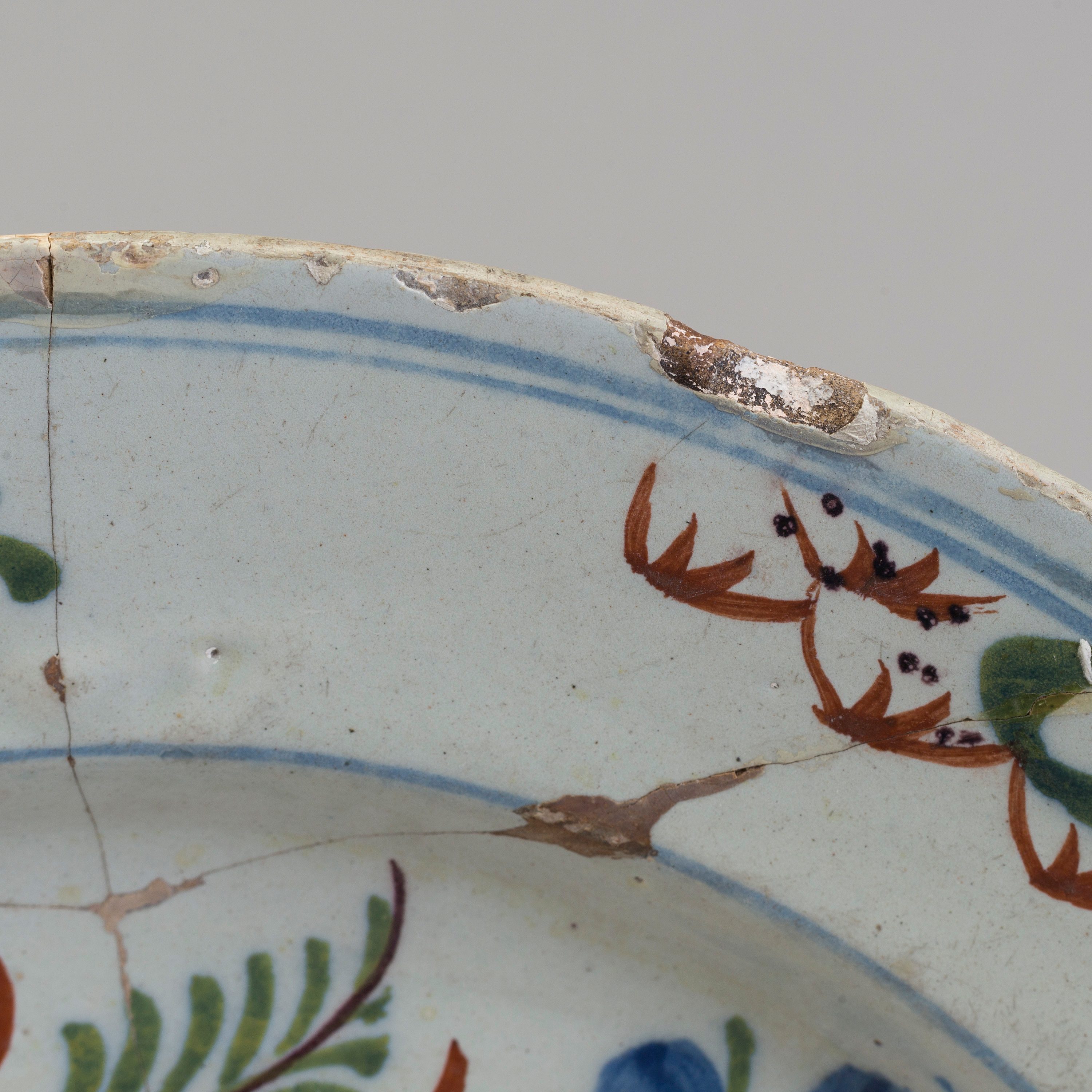 A 18th century faience plate. - Bukowskis