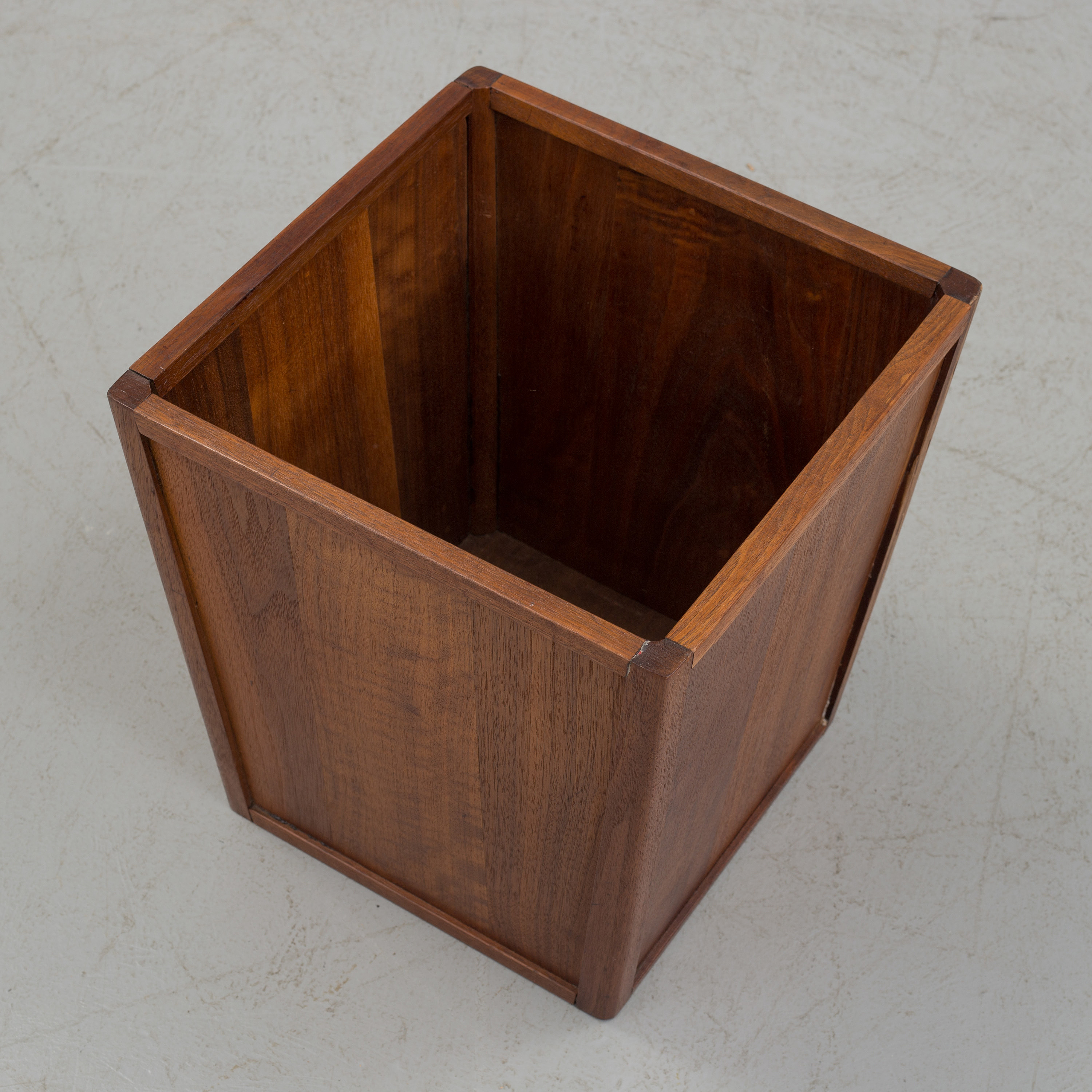 A mid 20th century teak waste basket. - Bukowskis