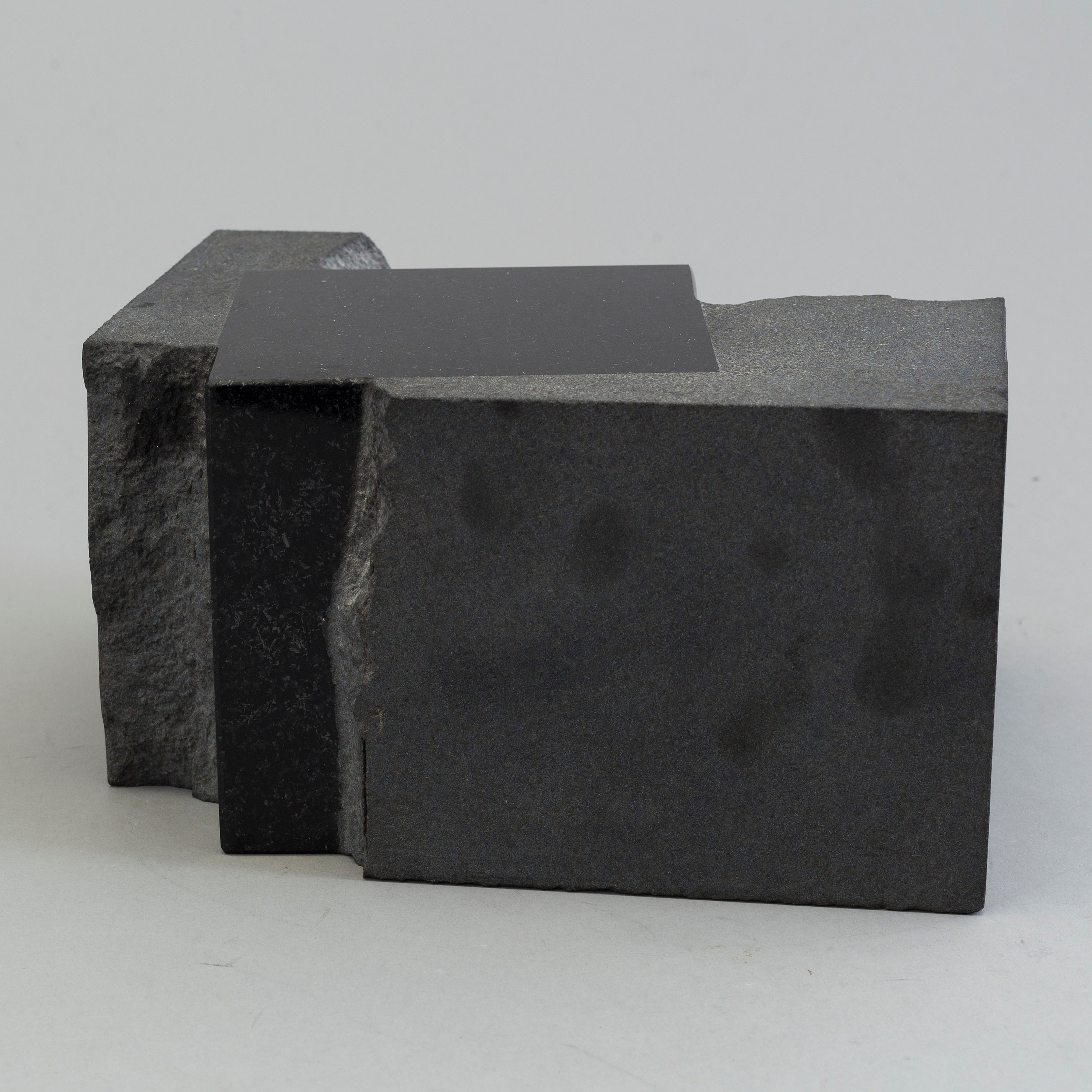 TAKASHI NARAHA, skulptur, diabas, signerad med monogram och märkt 89-N ...