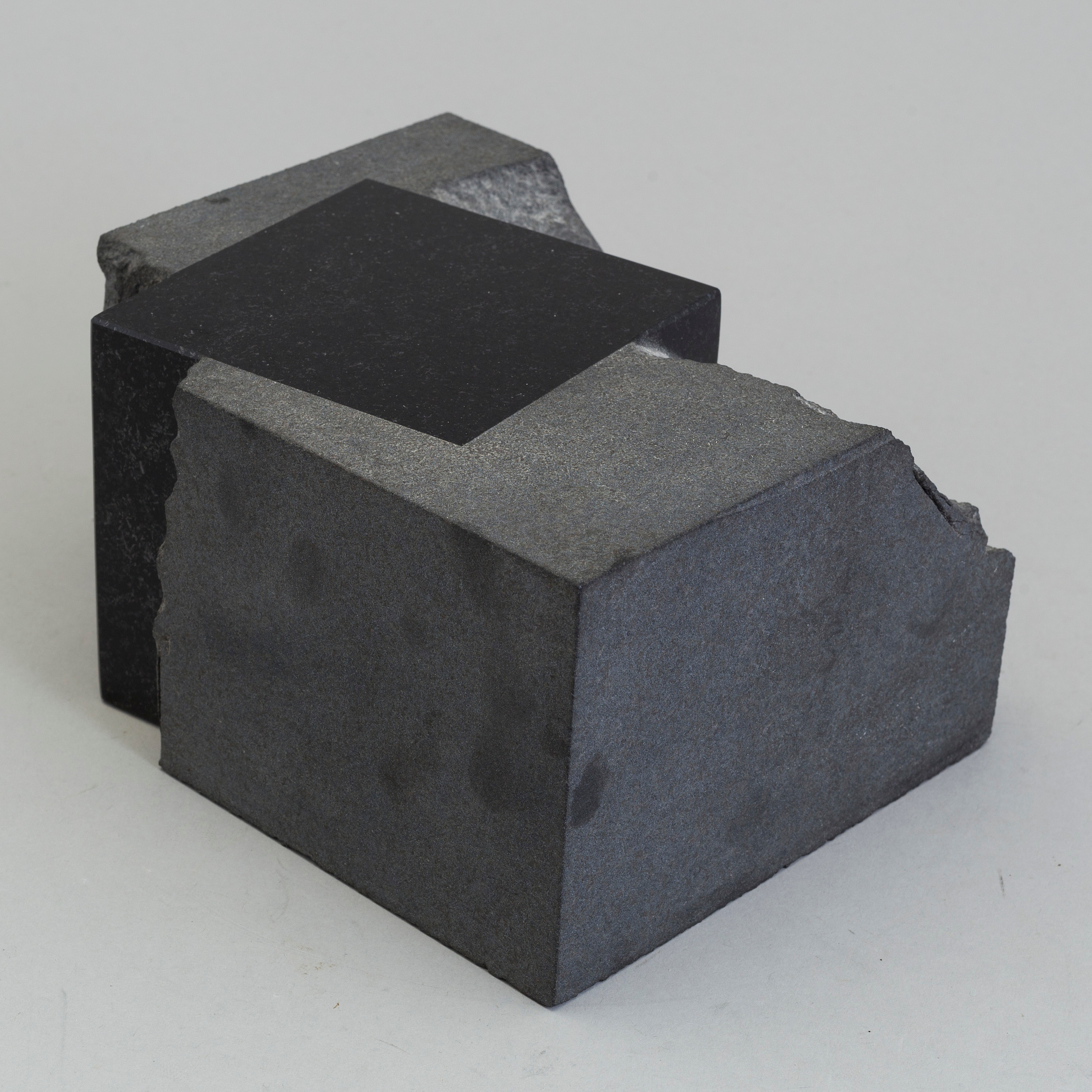 TAKASHI NARAHA, skulptur, diabas, signerad med monogram och märkt 89-N ...