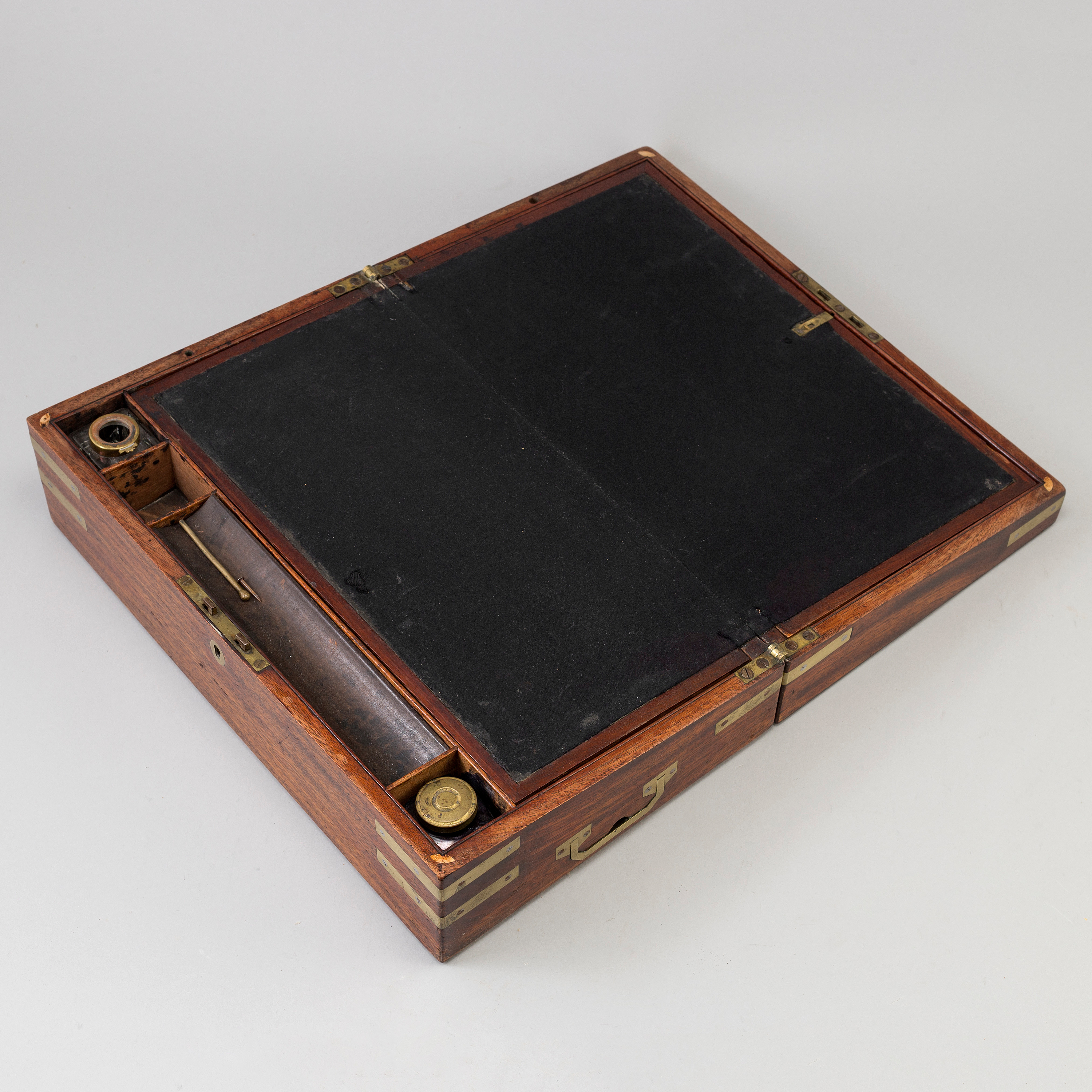 A 19th century mahogany writing box. - Bukowskis