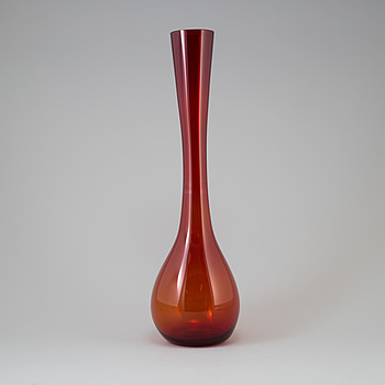 ARTHUR PERCY, A large 20th century red glass vase. - Bukowskis