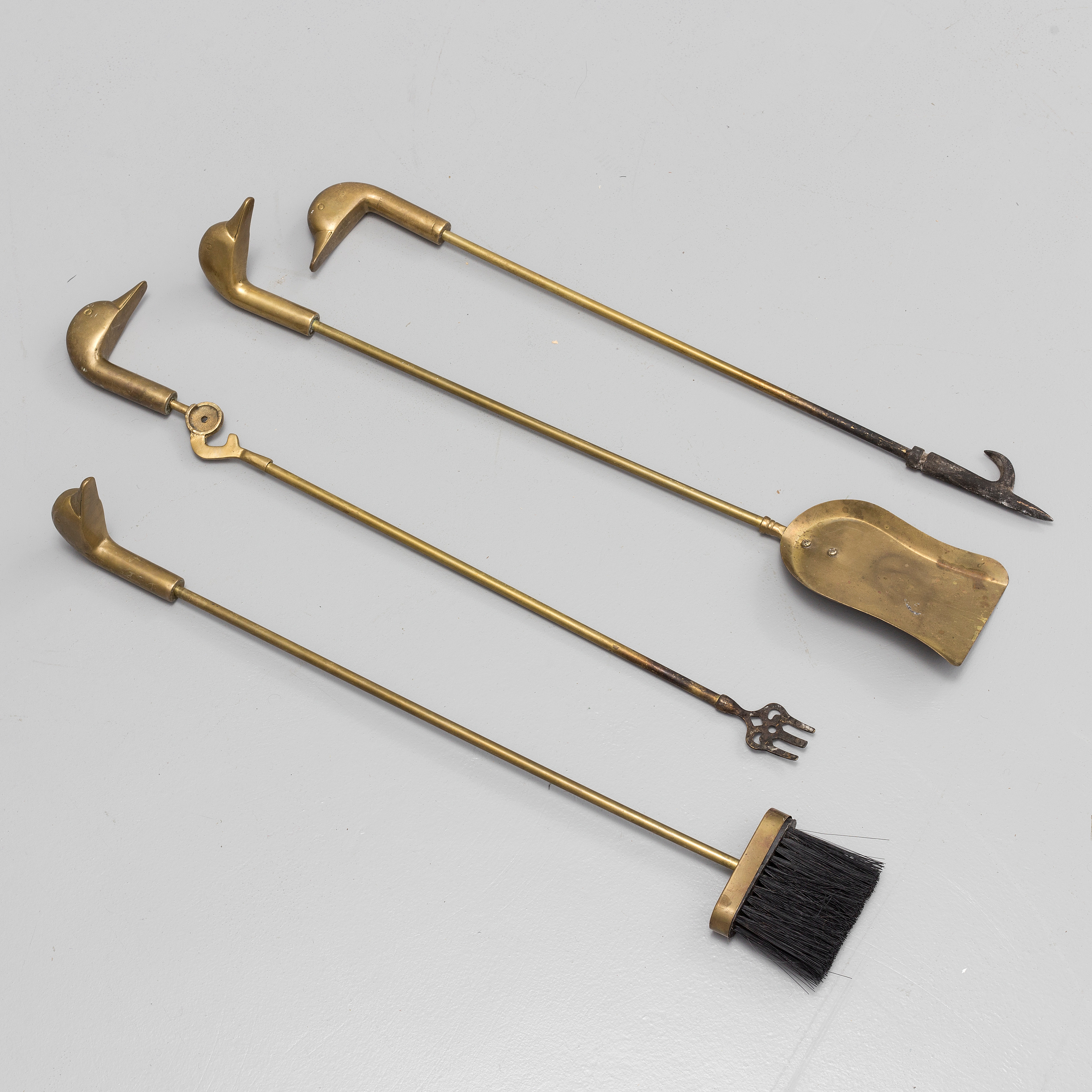 A set of five brass fire tools and stand, 20th Century. - Bukowskis