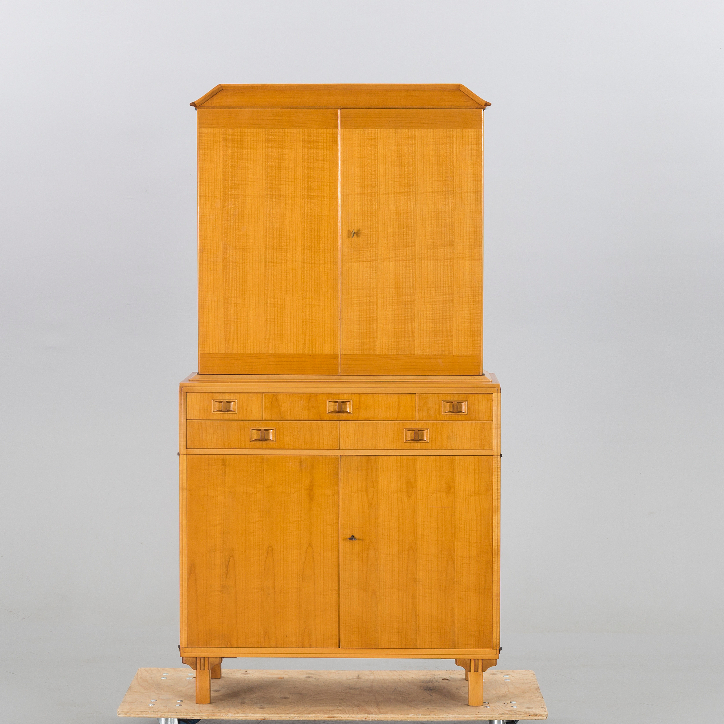 CARL MALMSTEN, a "Mittens Rike" cabinet. - Bukowskis