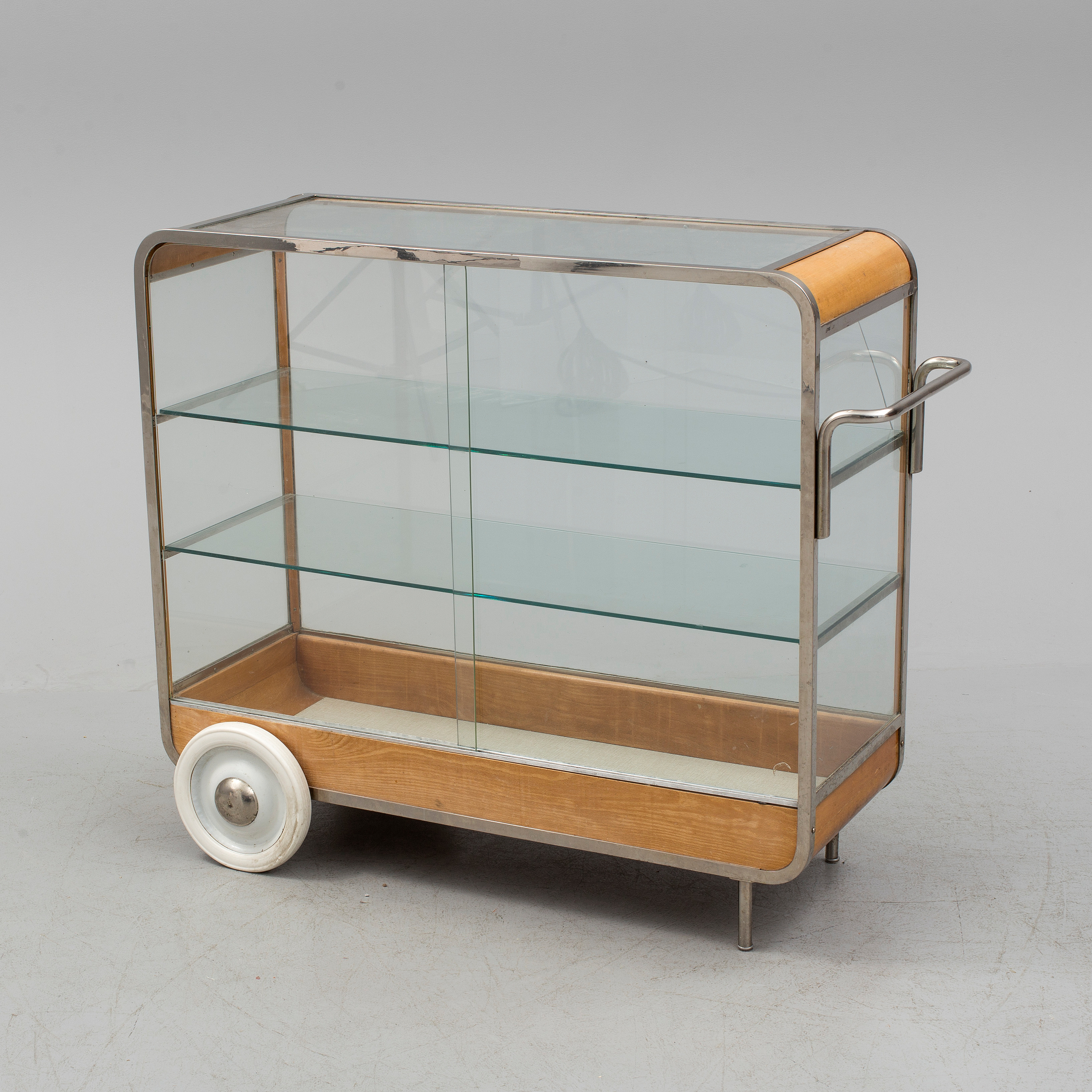 A PASTRY TROLLEY, 1950s. - Bukowskis