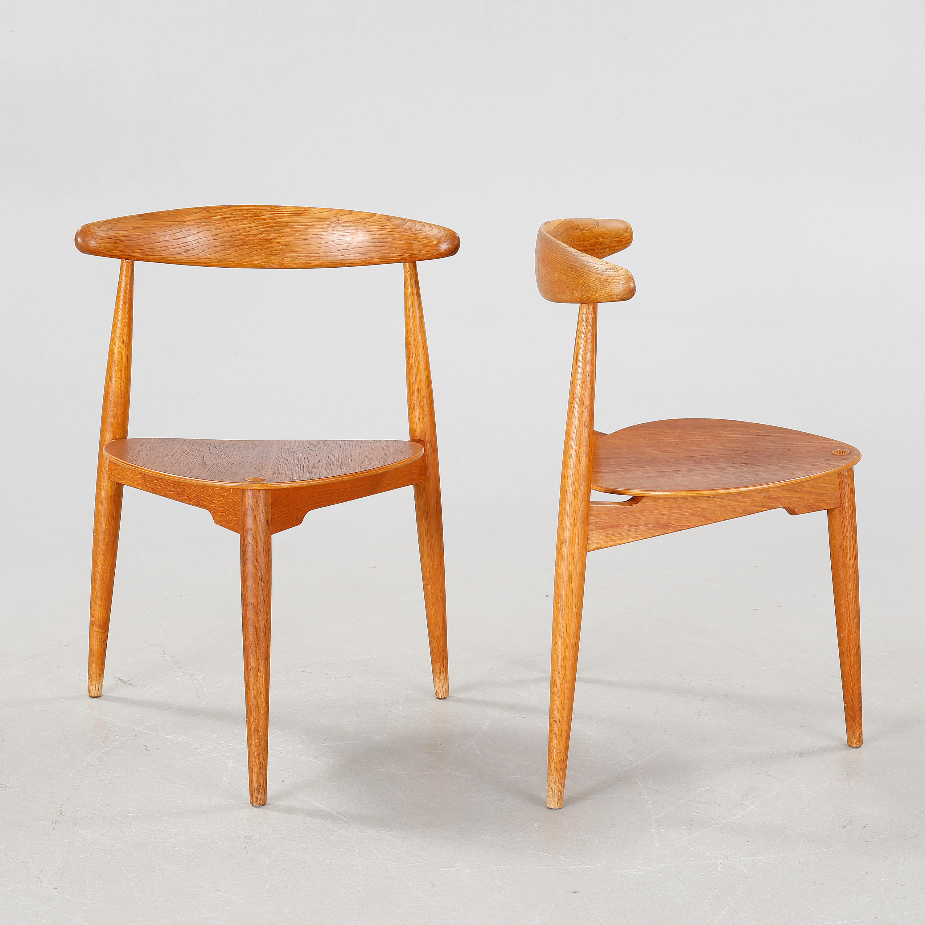 Four chairs named "Hjertestolen" designed by Hans J Wegner and a dining ...