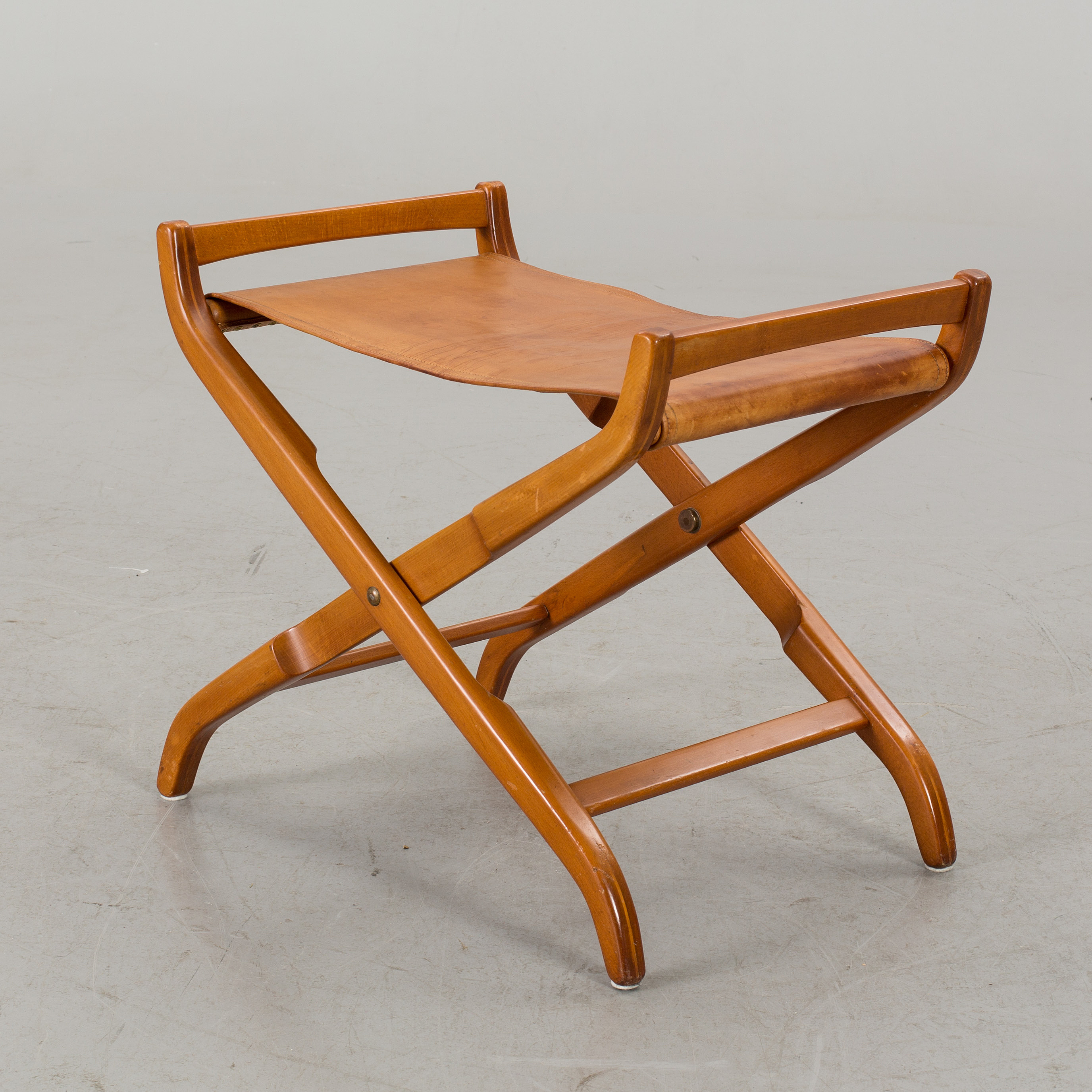 TABURETT, brickmärkt NORDISKA KOMPANIET, 1900-talet mitt. - Bukowskis