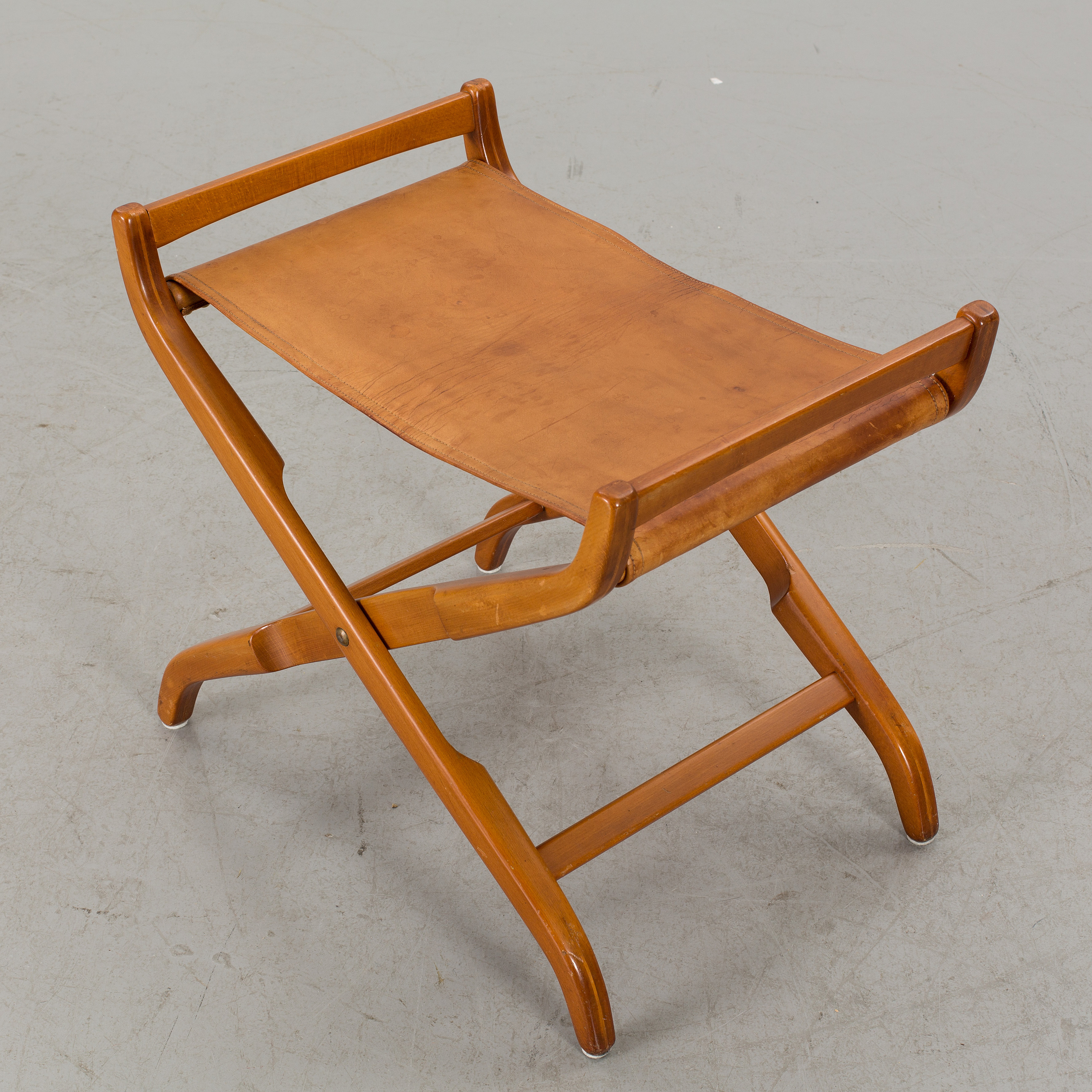 TABURETT, brickmärkt NORDISKA KOMPANIET, 1900-talet mitt. - Bukowskis