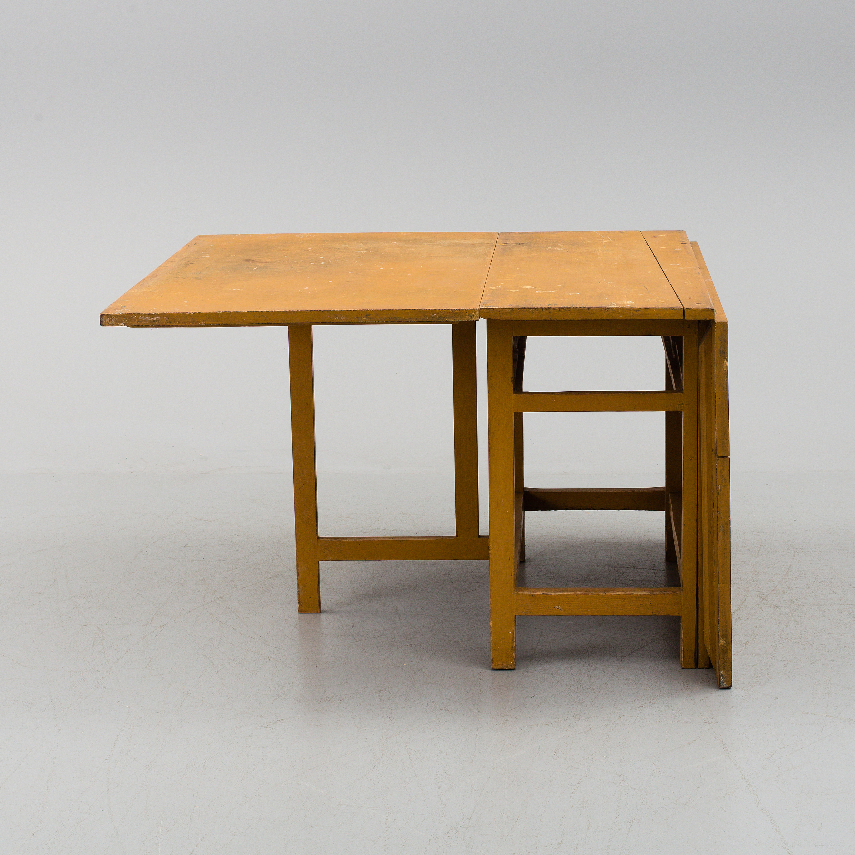 A painted pine gate-leg table, second half of the 19th Century. - Bukowskis
