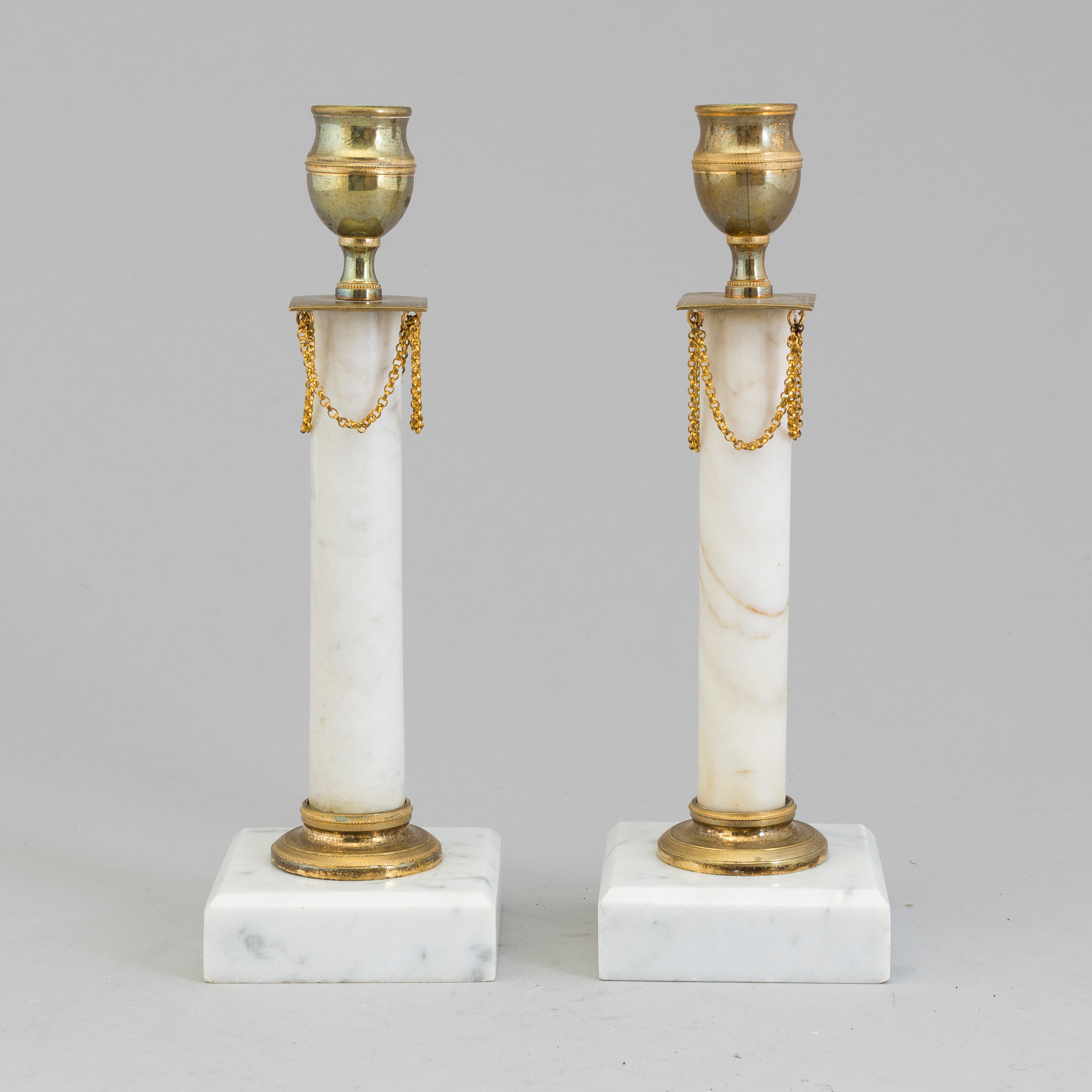LJUSSTAKAR, ett par, sengustavianska, marmor, 1800-tal. - Bukowskis