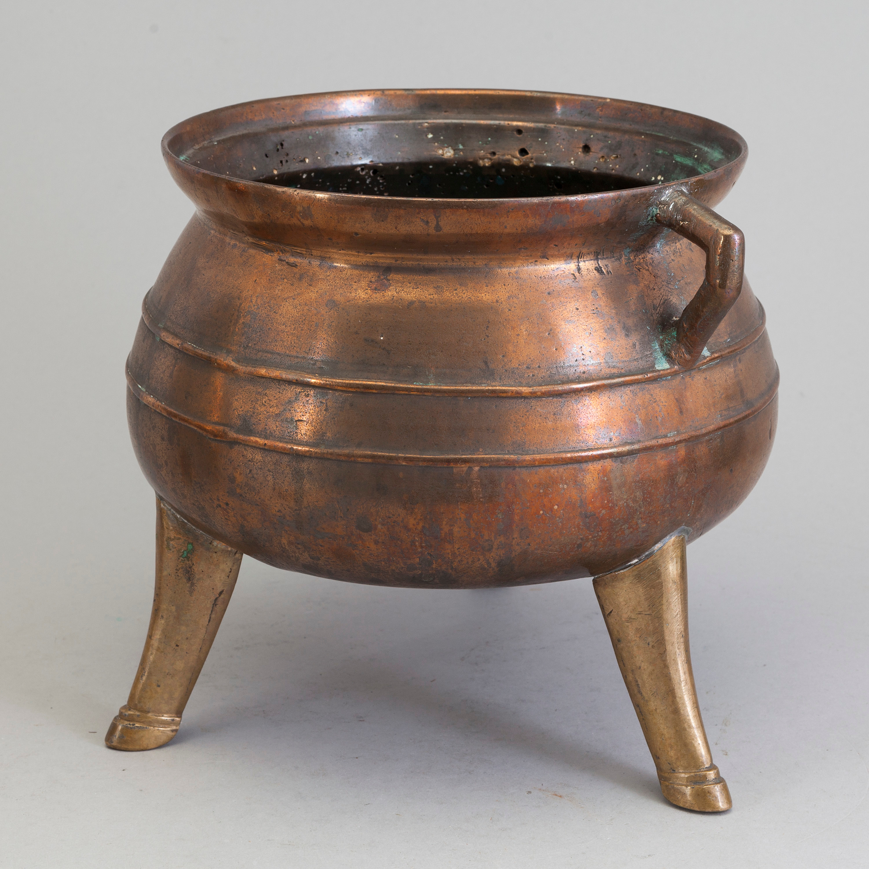A Swedish 18th/19th century brass pot on three legs. - Bukowskis