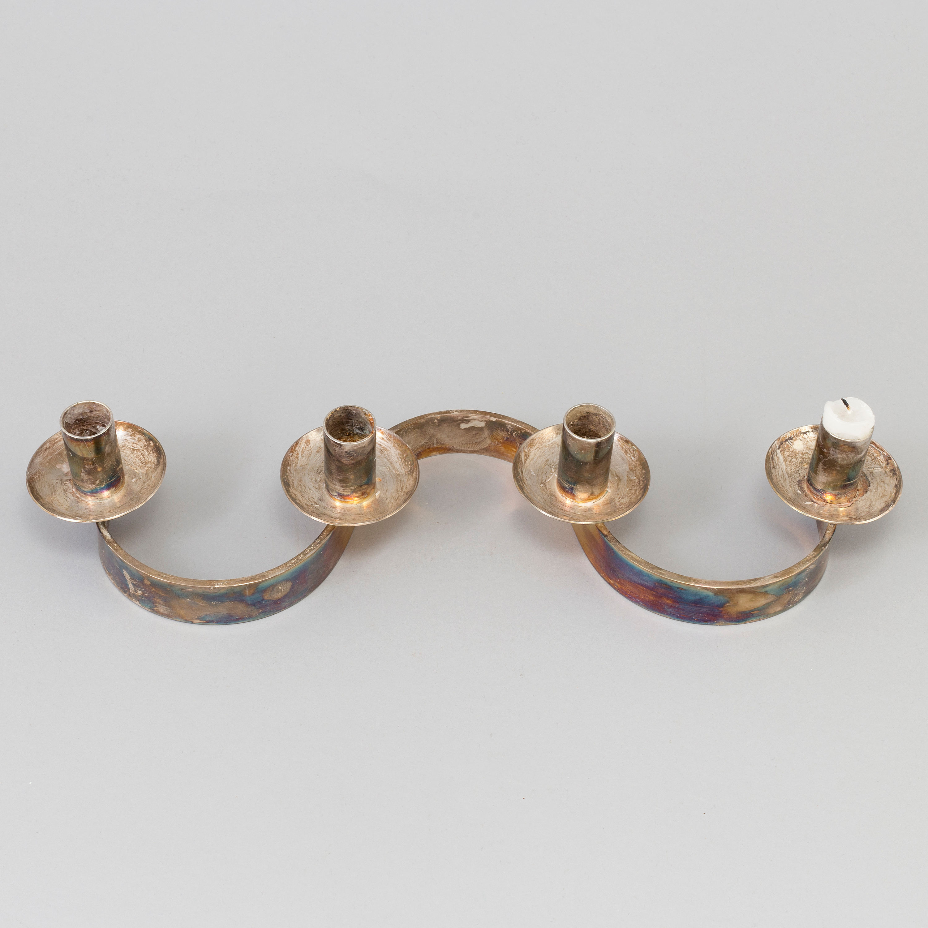 JOSEF FRANK, ljusstake, mässing, "Slingan", Firma Svenskt Tenn. - Bukowskis