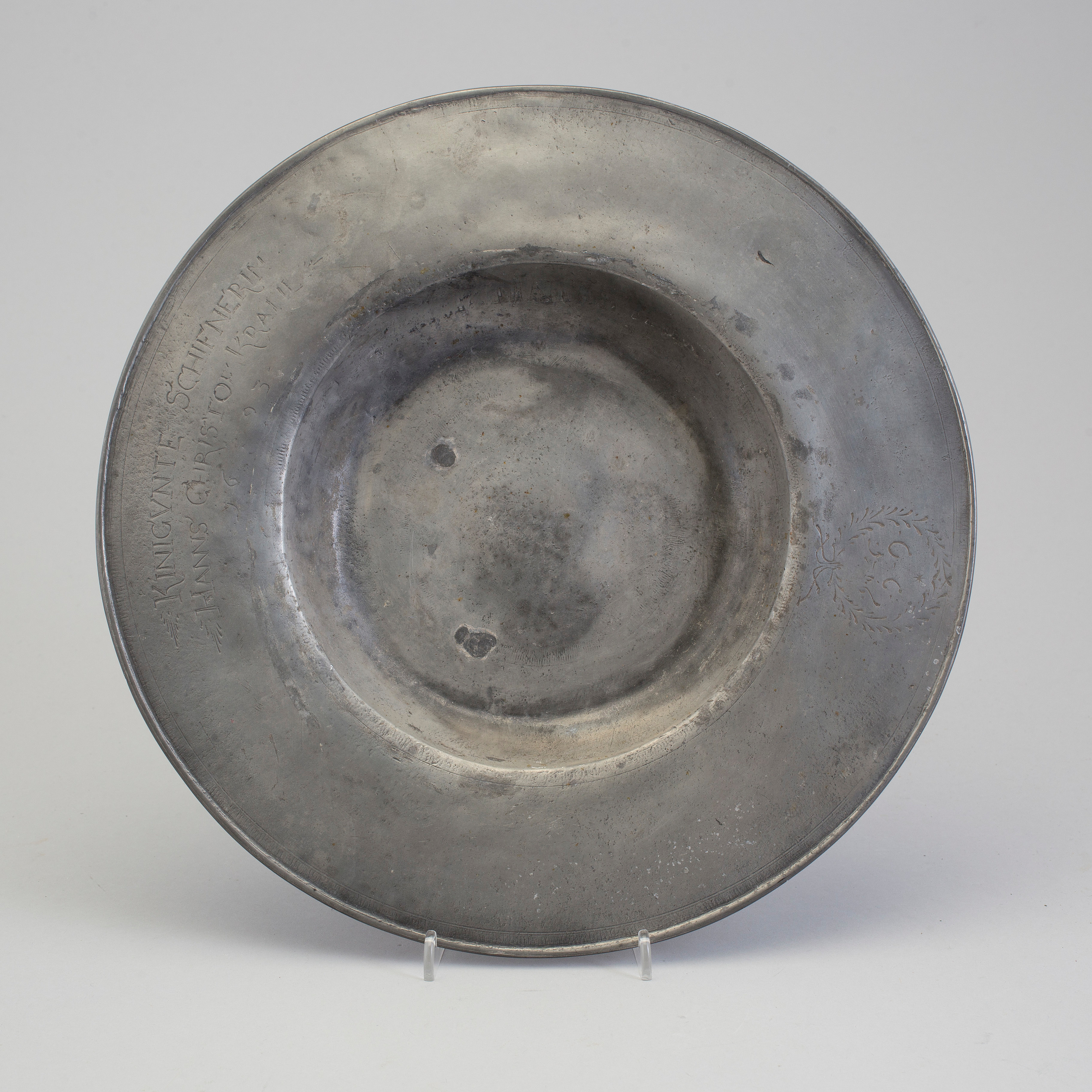 A PEWTER PLATE, dated 1693. - Bukowskis
