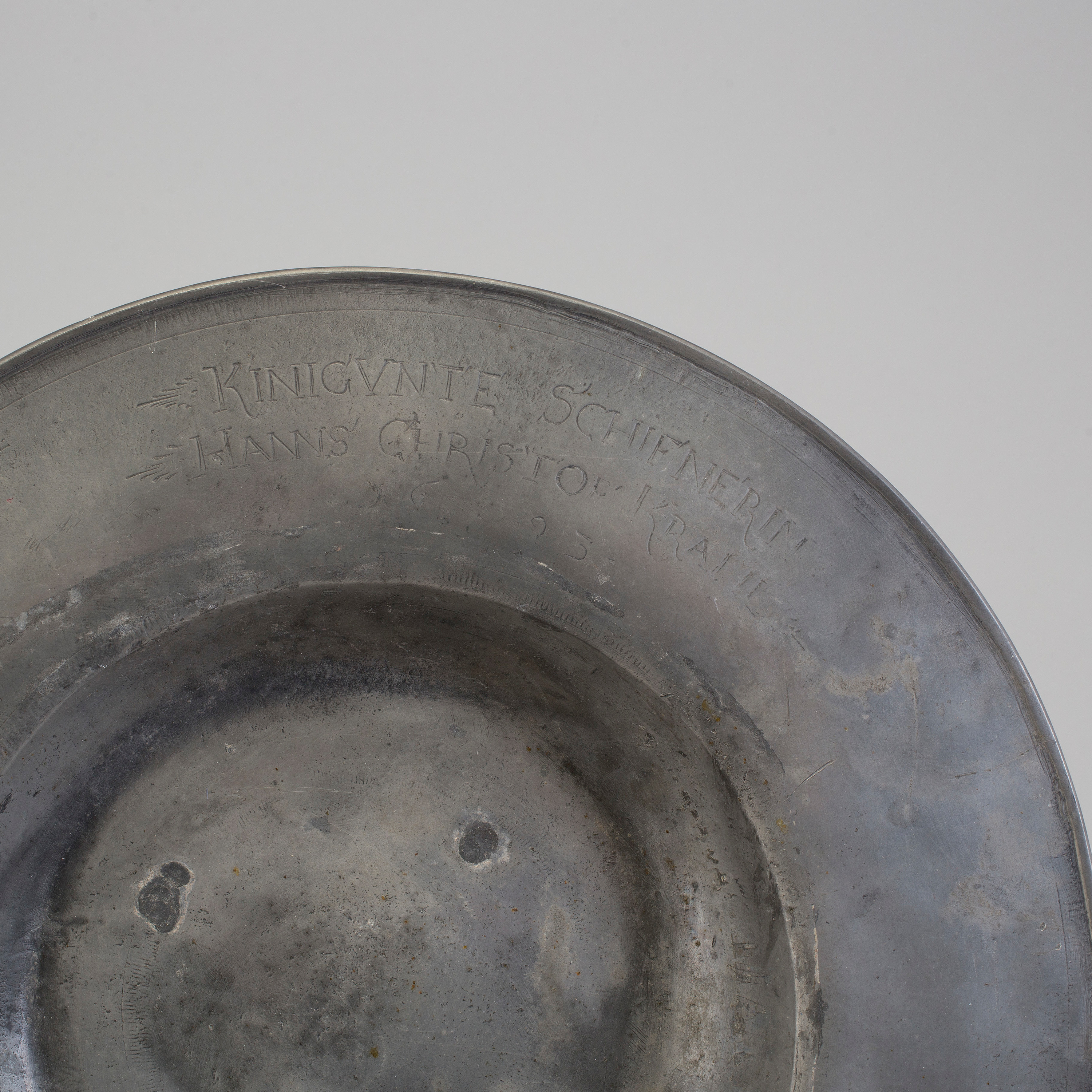 A PEWTER PLATE, dated 1693. - Bukowskis