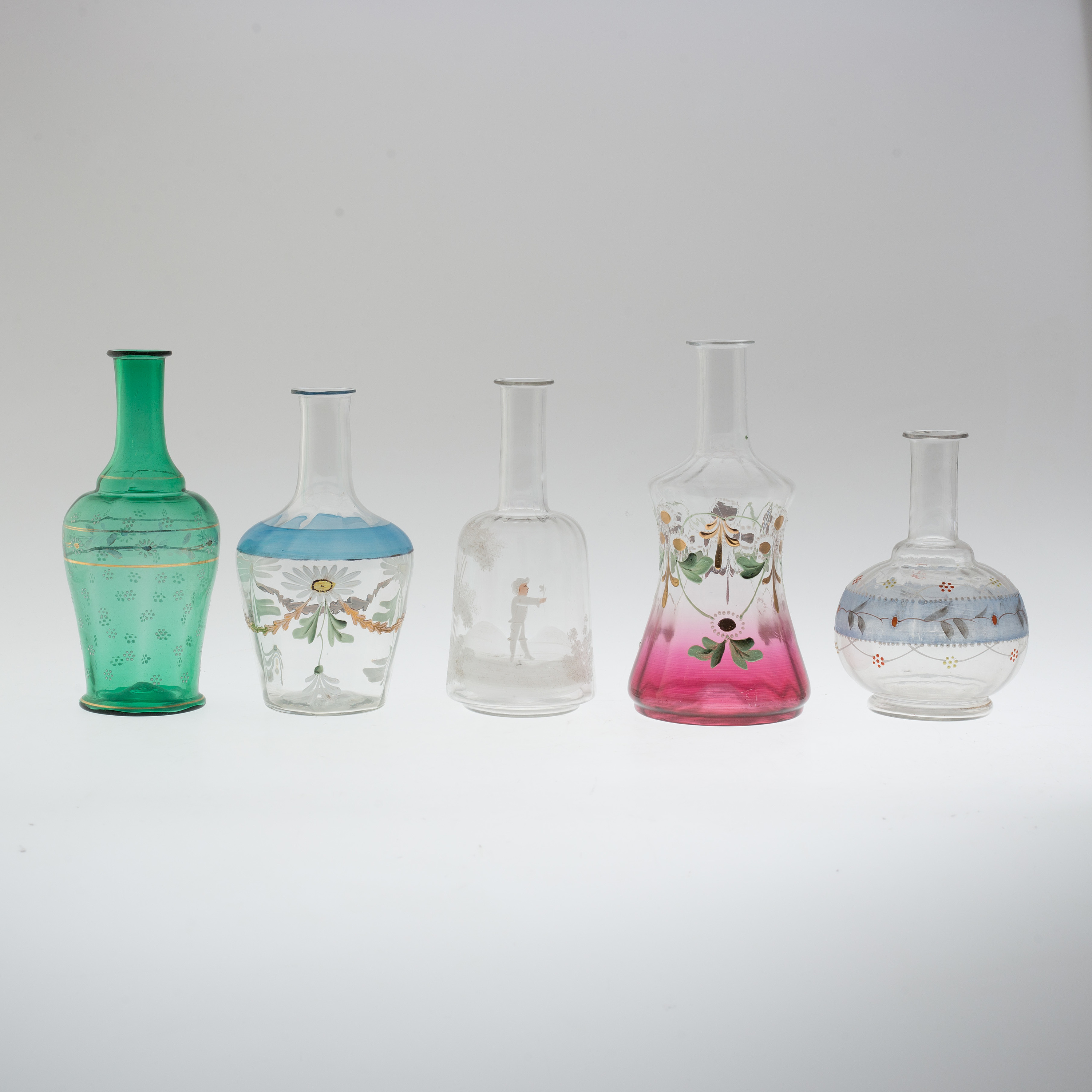 A set of five glass water decanters from around year 1900. - Bukowskis