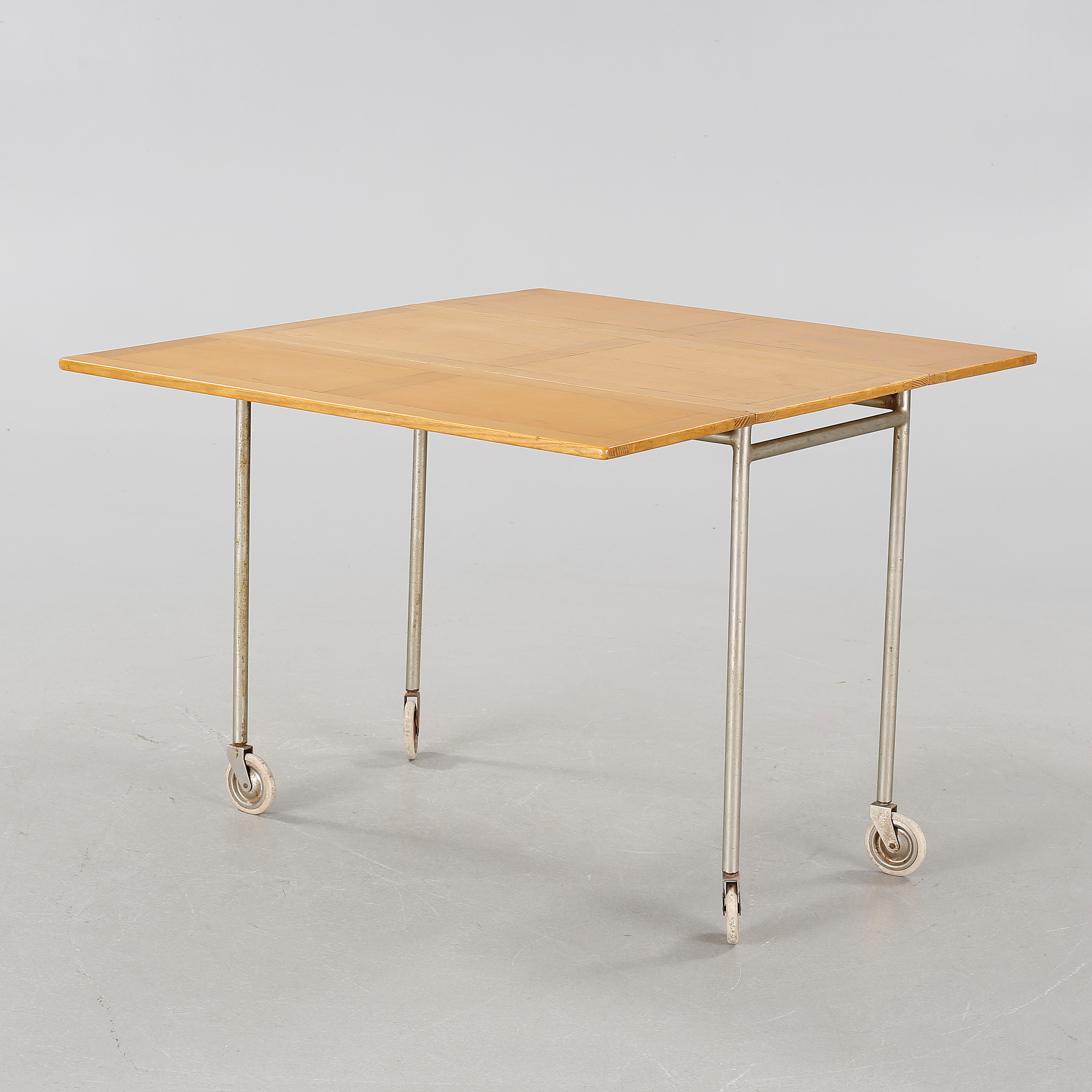 BRUNO MATHSSON, rullbord, "T701", Firma Karl Mathsson. 1960. - Bukowskis