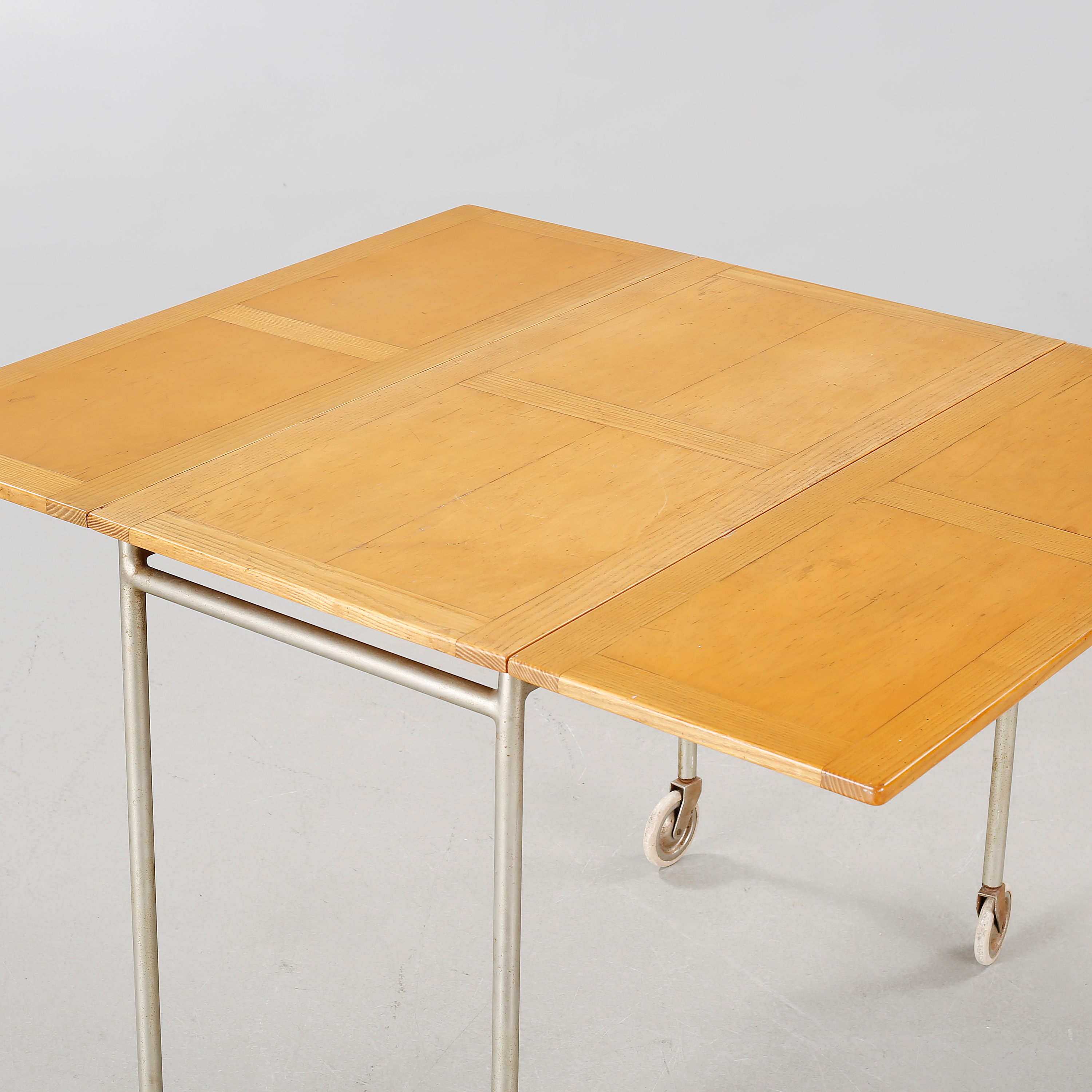 BRUNO MATHSSON, rullbord, "T701", Firma Karl Mathsson. 1960. - Bukowskis