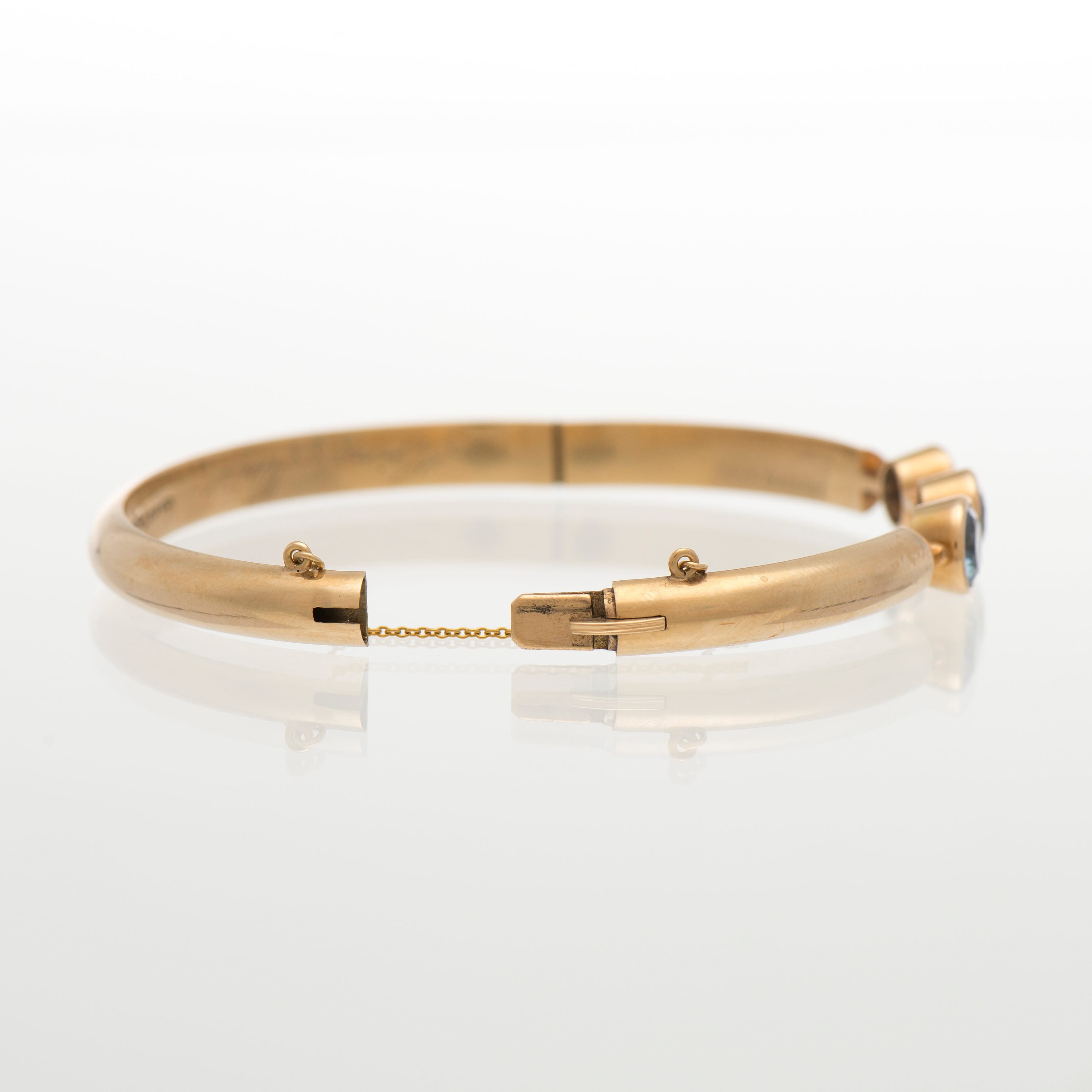 ARMRING, syntetiska spineller, 14K guld. Westerback, Helsingfors 1967. - Bukowskis