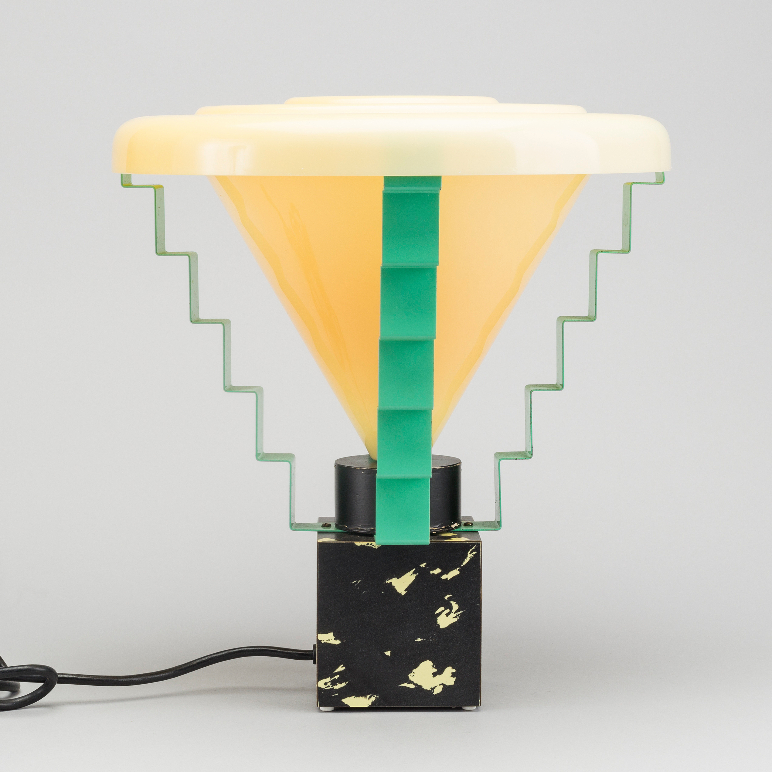 GEORGE SOWDEN, a "Glastonbury" Memphis table lamp, Italy 1984. - Bukowskis