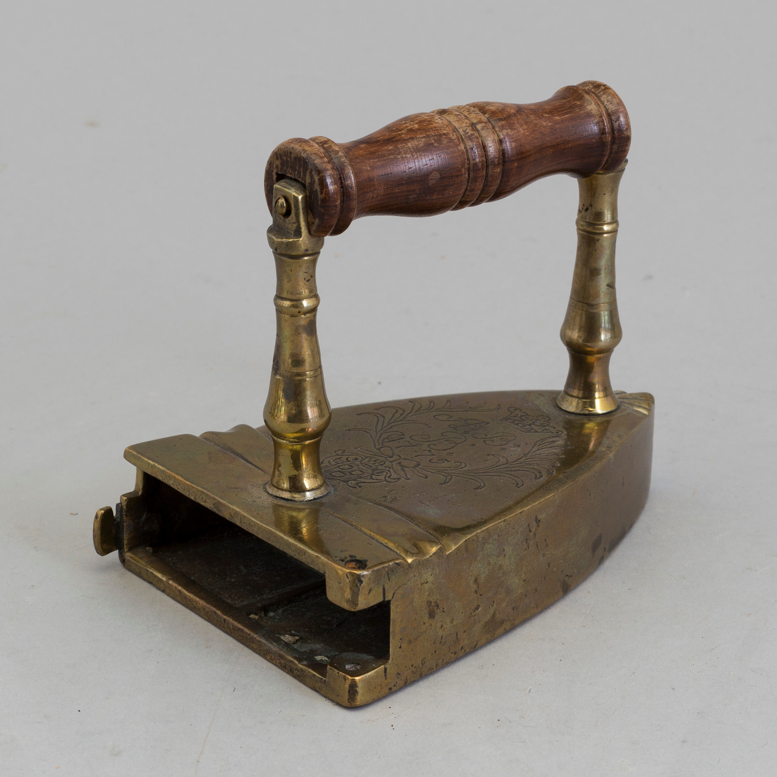 A BRASS IRON, dated 1775. - Bukowskis