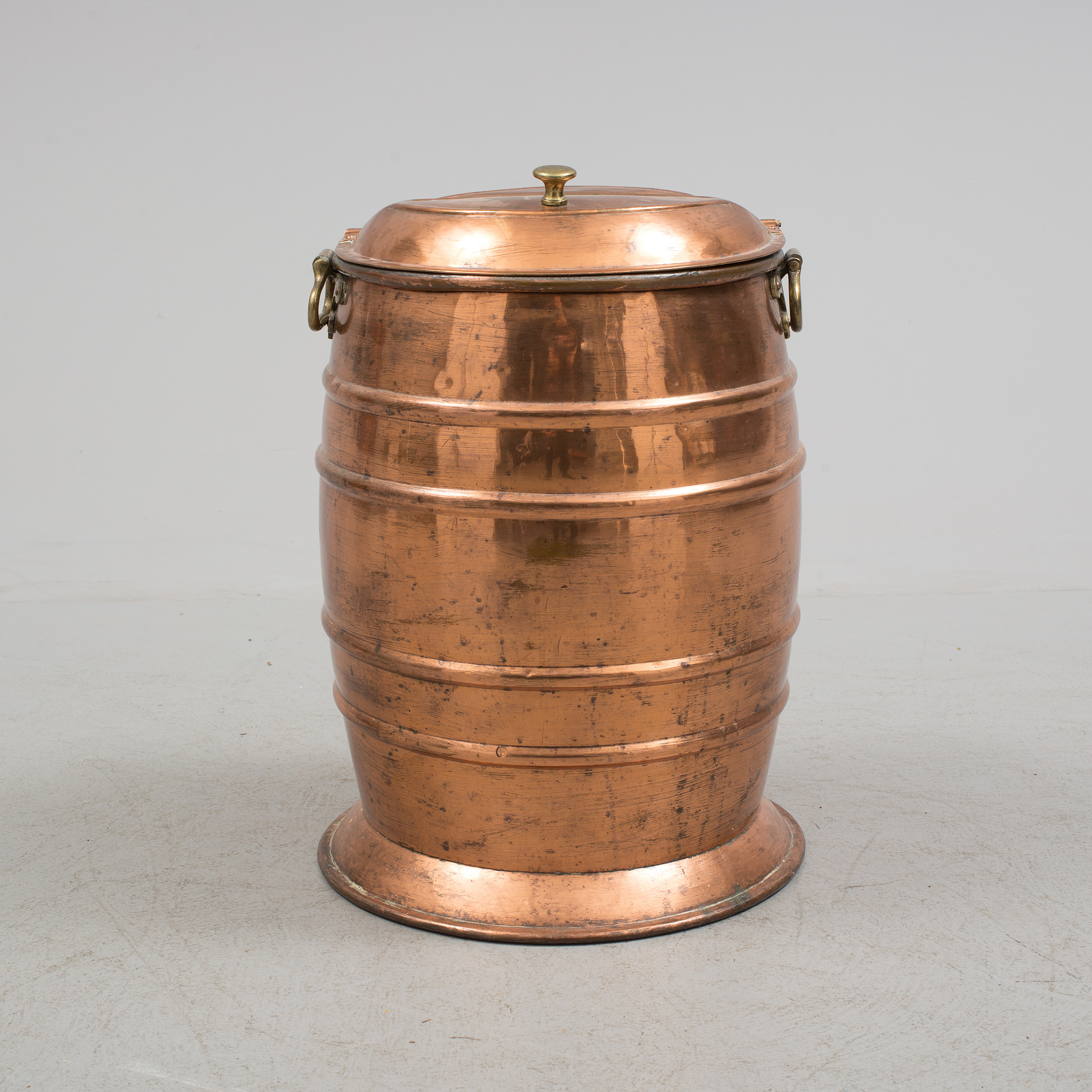A COPPER WATER BARREL, late 19th century. - Bukowskis