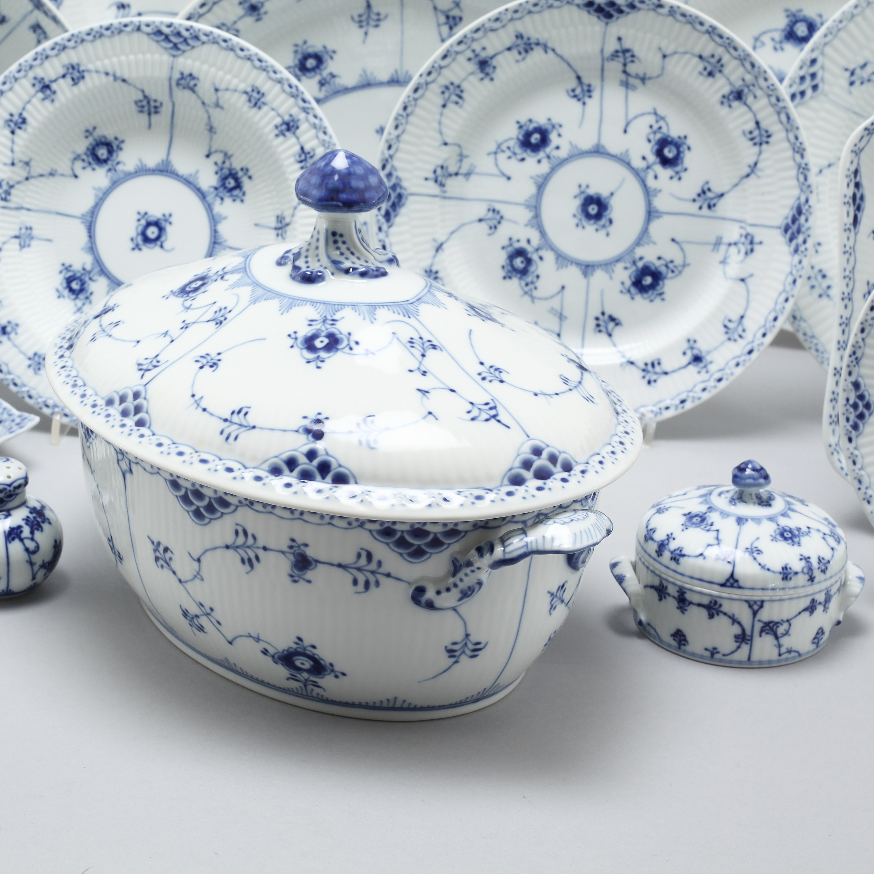 ROYAL COPENHAGEN, 65 st, matservisdelar, "Musselmalet", 1900-talet ...