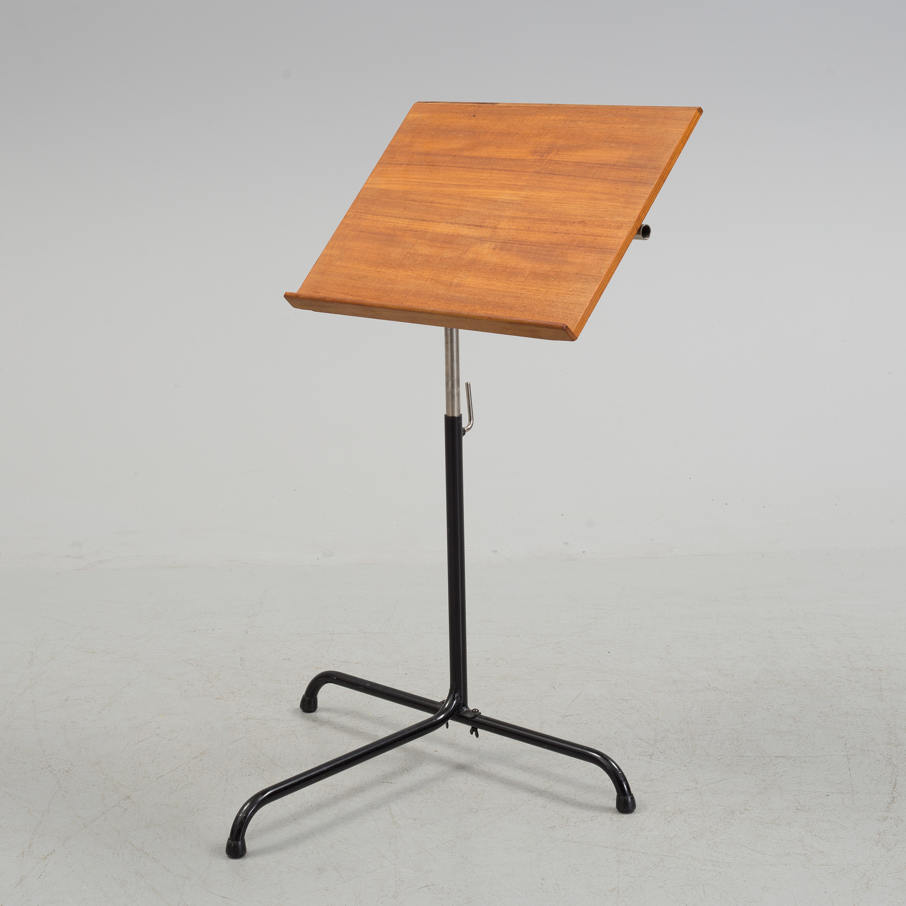 A 1950s teak reading / writing stand. - Bukowskis