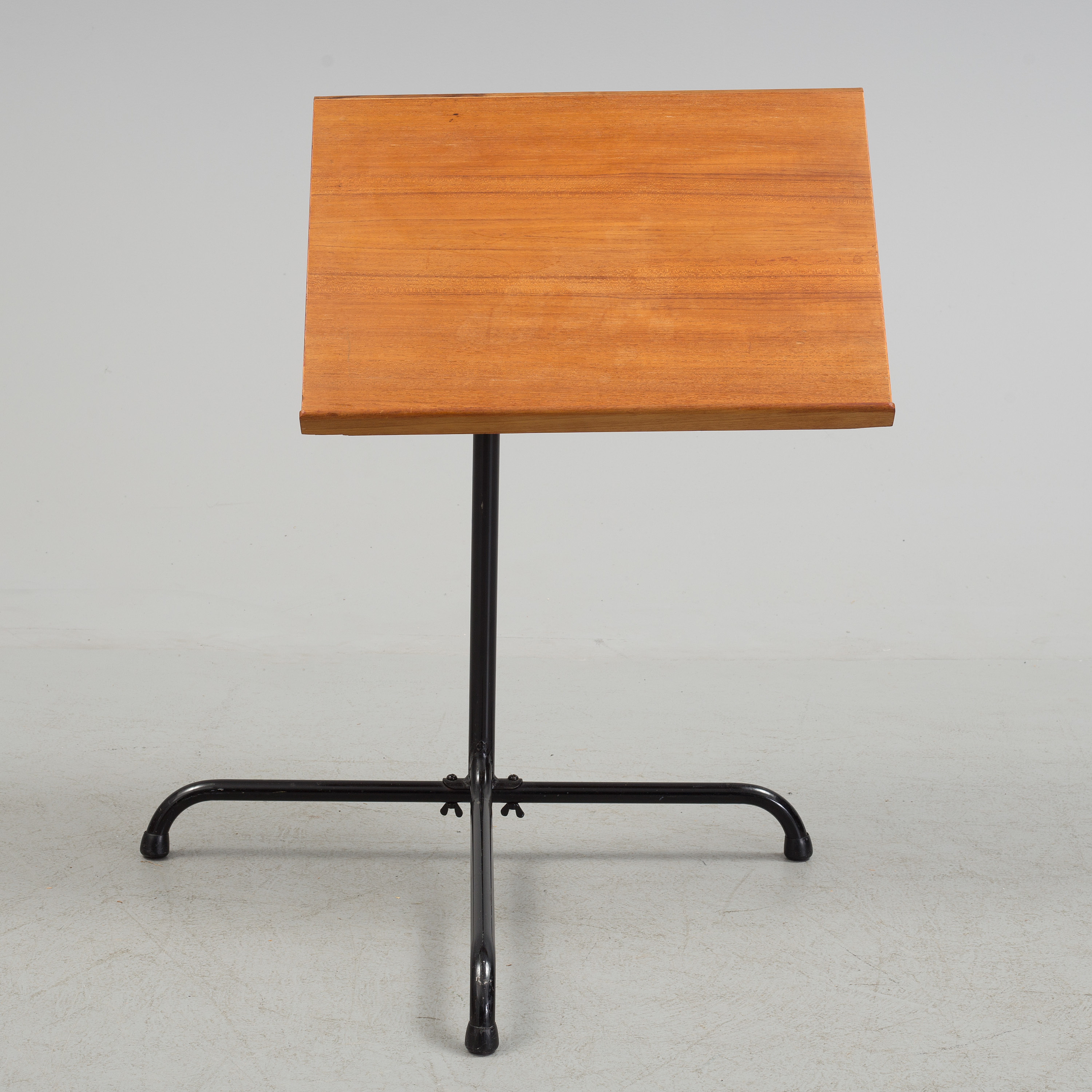 A 1950s teak reading / writing stand. - Bukowskis