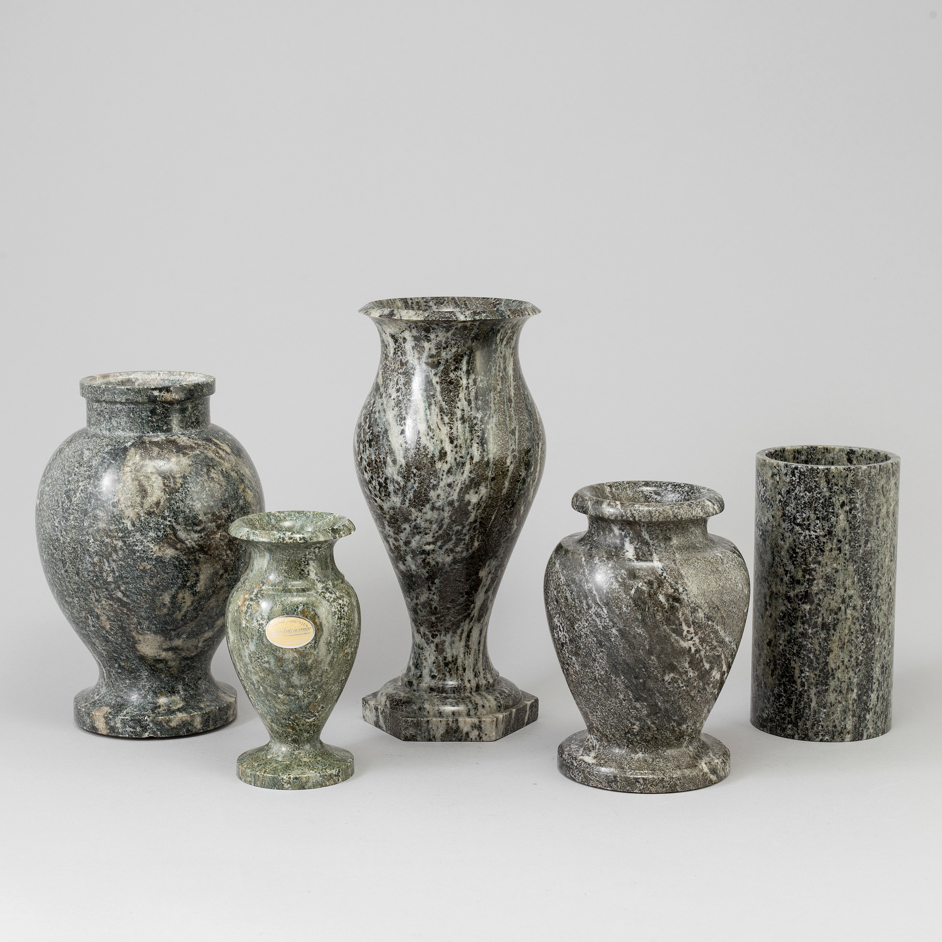 VASER, 5 st, kolmårdsmarmor, 1900-tal. - Bukowskis