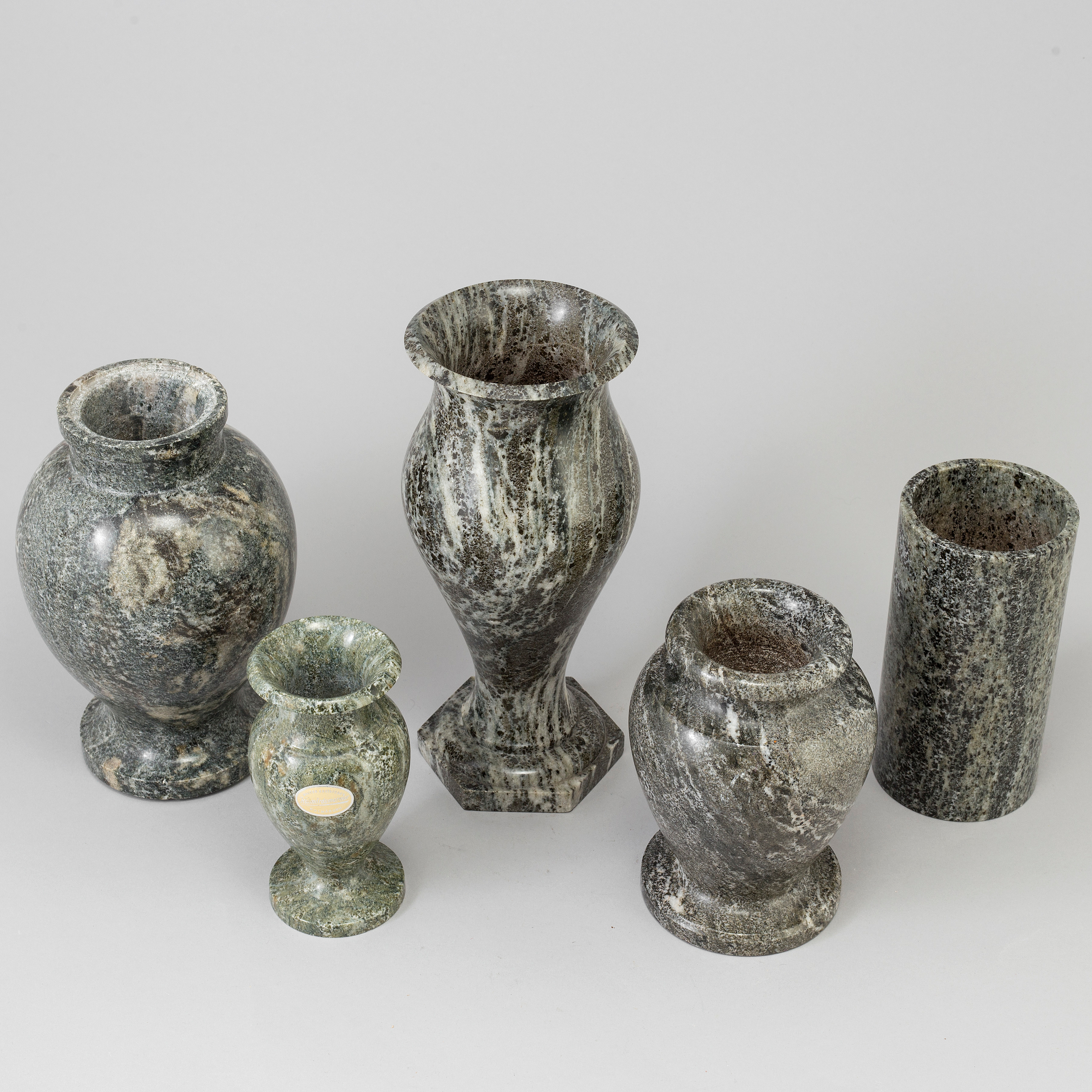 VASER, 5 st, kolmårdsmarmor, 1900-tal. - Bukowskis